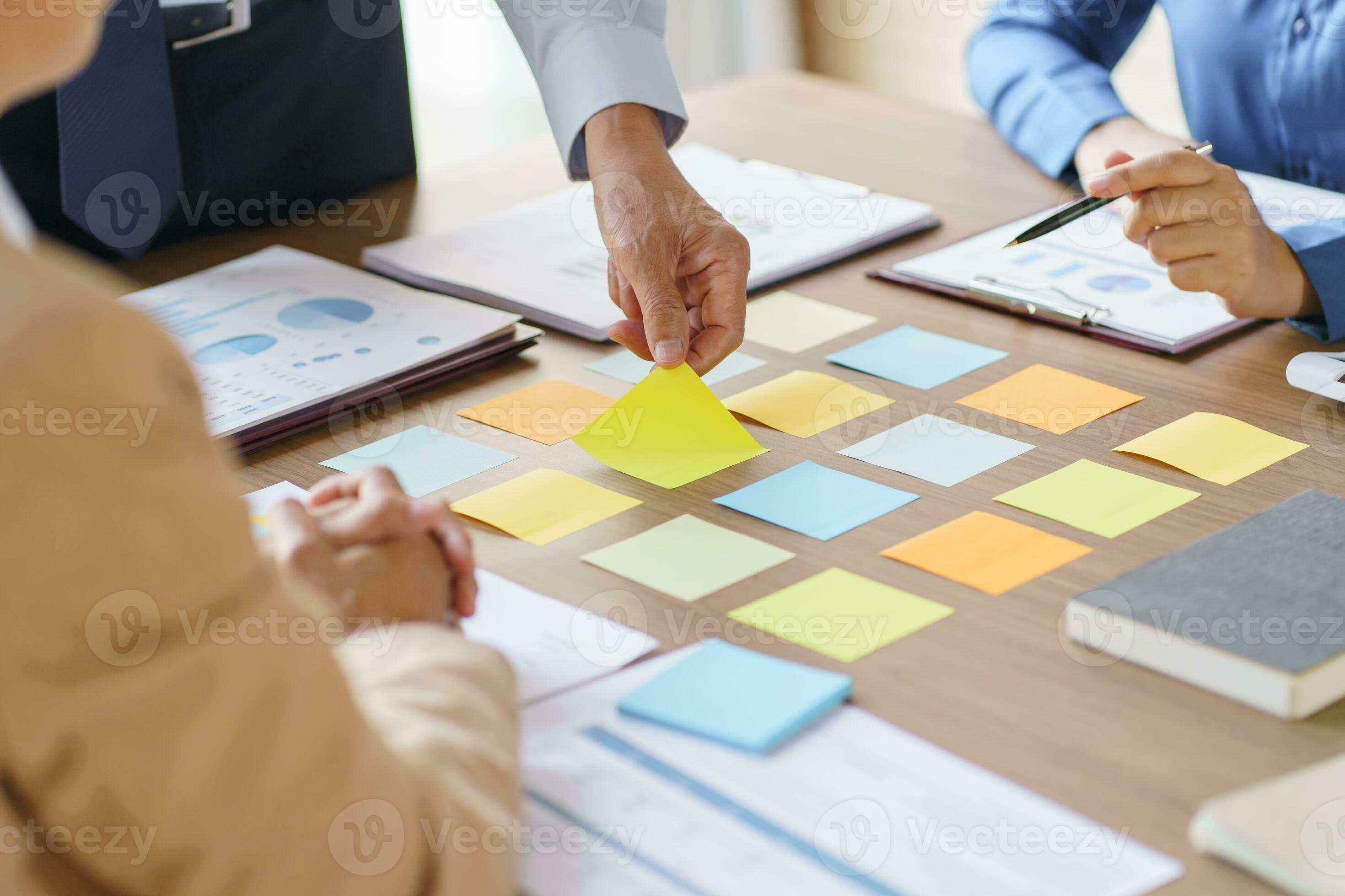 Business People brainstorming Meeting Design Ideas use post it notes to ...