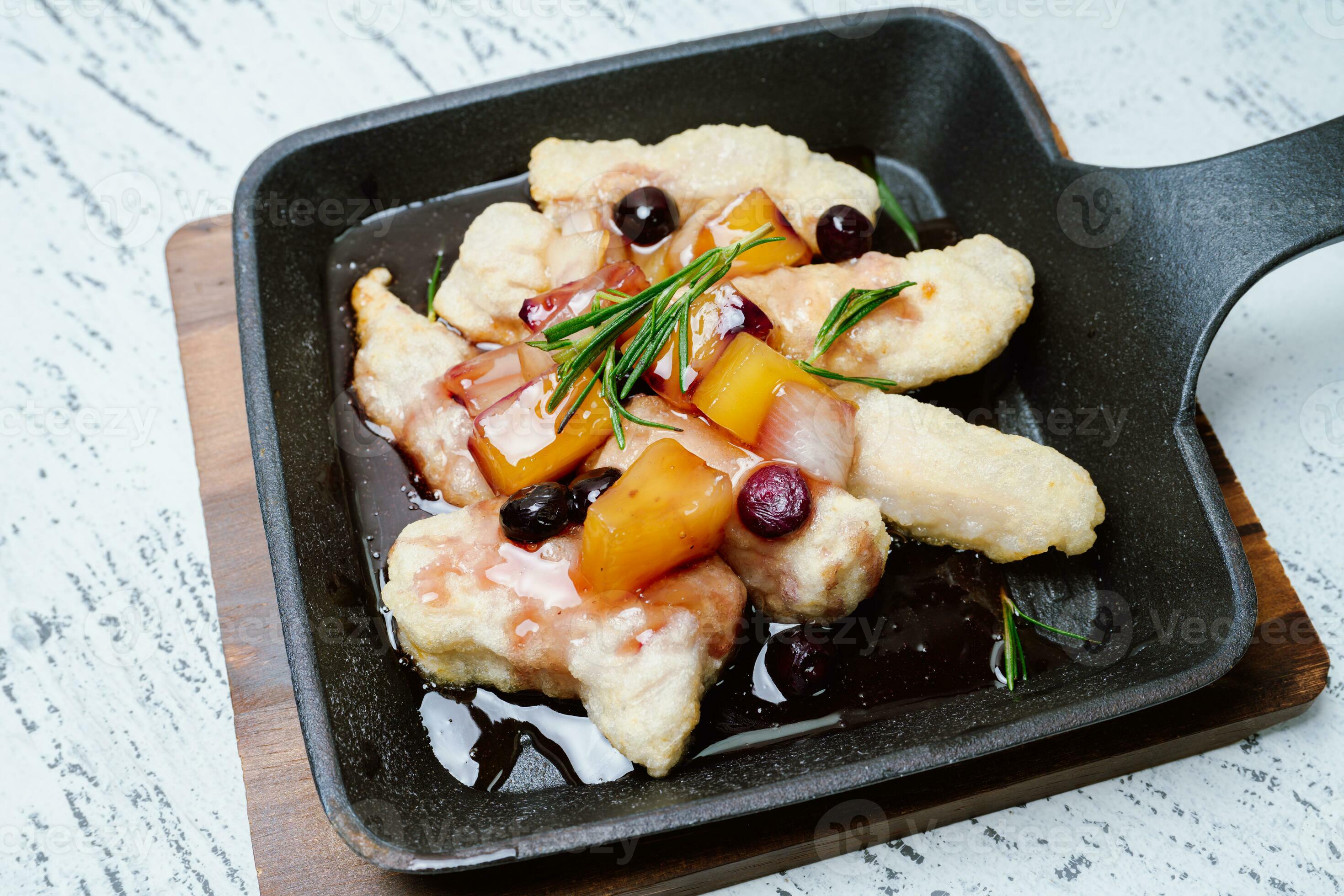 tangsuyuk, chinese food sweet and sour pork, A Chinese dish made by frying flour-coated meat ...