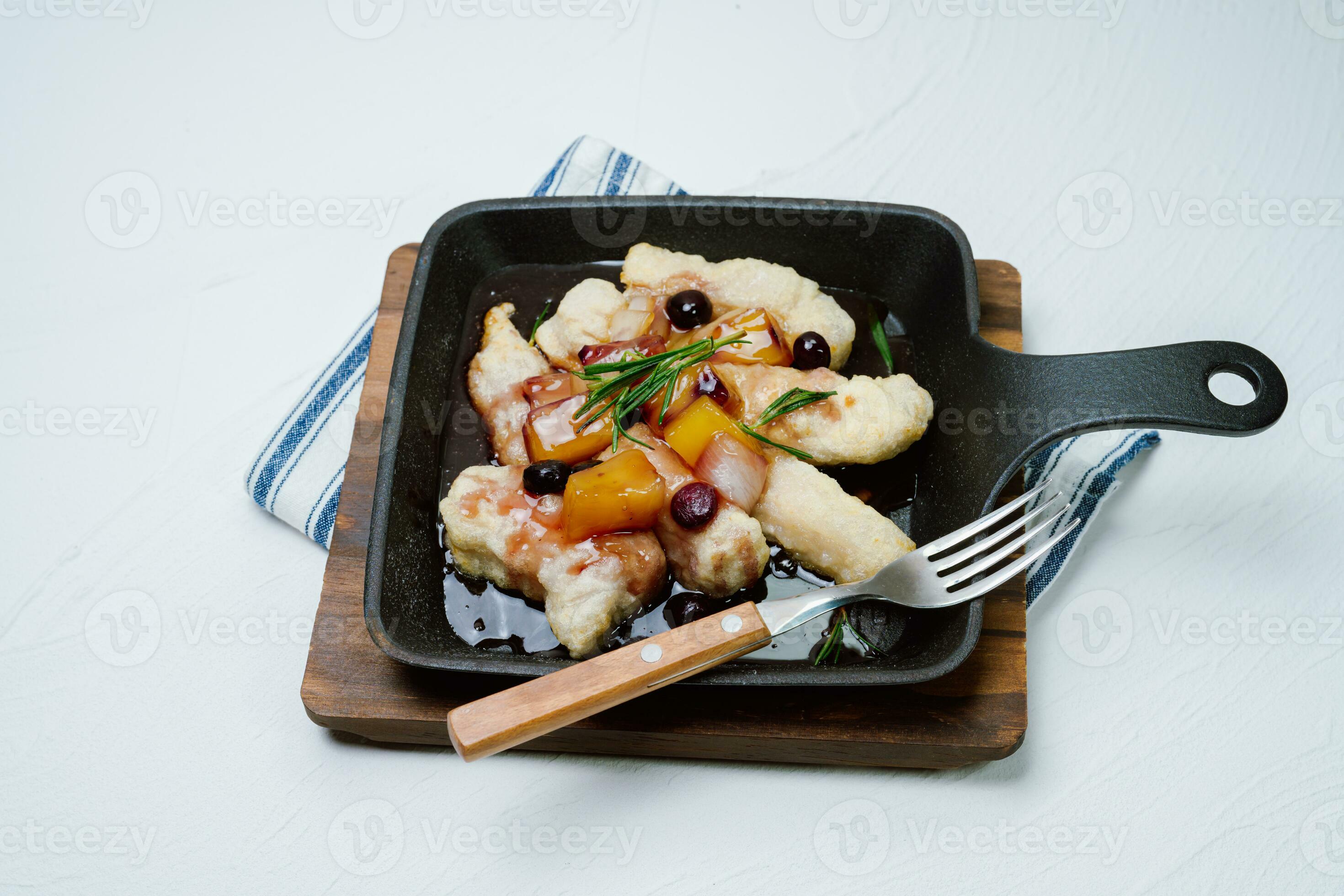tangsuyuk, chinese food sweet and sour pork, A Chinese dish made by frying flour-coated meat ...