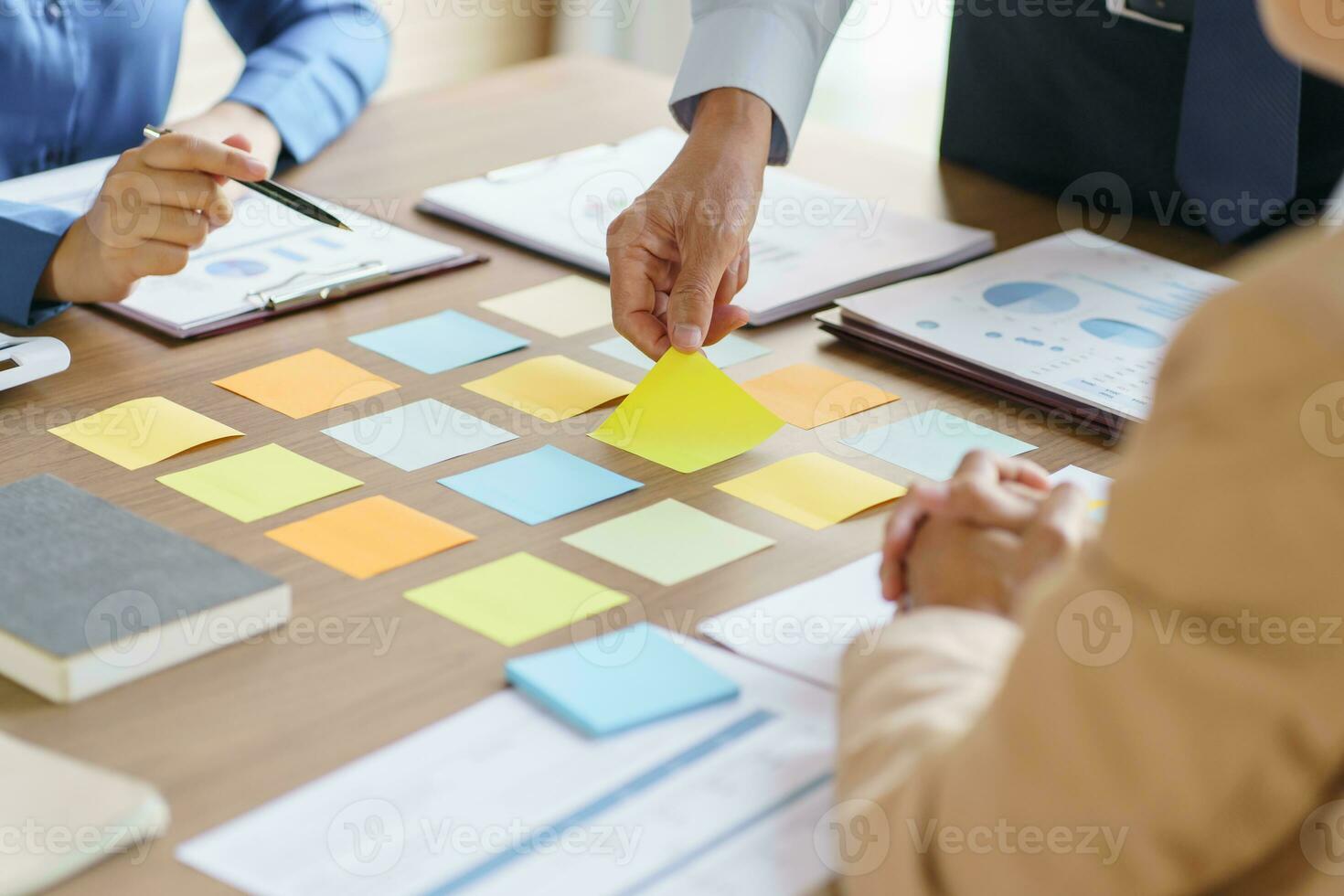 Business People brainstorming Meeting Design Ideas use post it notes to ...
