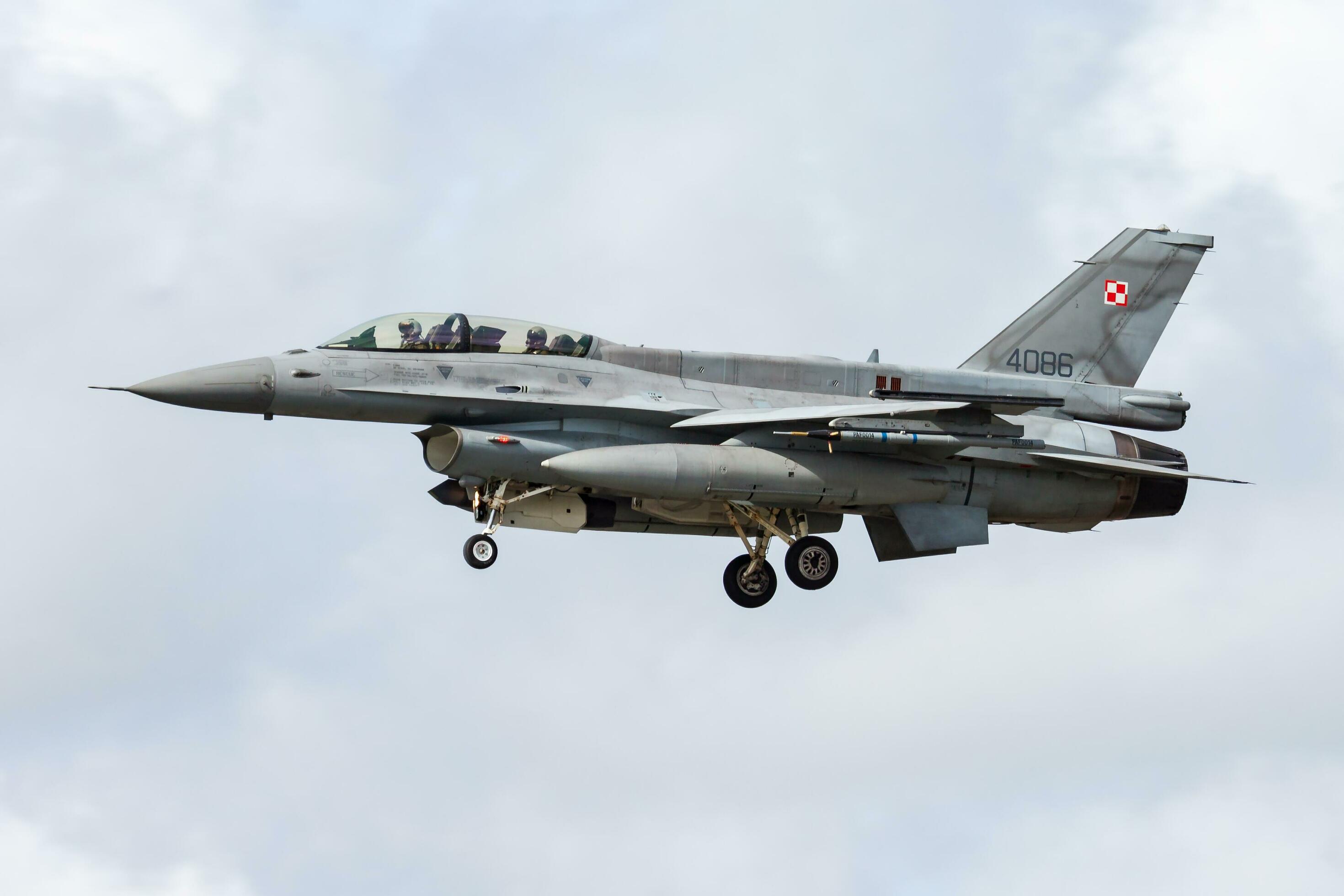 Polish Air Force Lockheed Martin F-16D Fighting Falcon 4086 fighter jet arrival and landing at ...