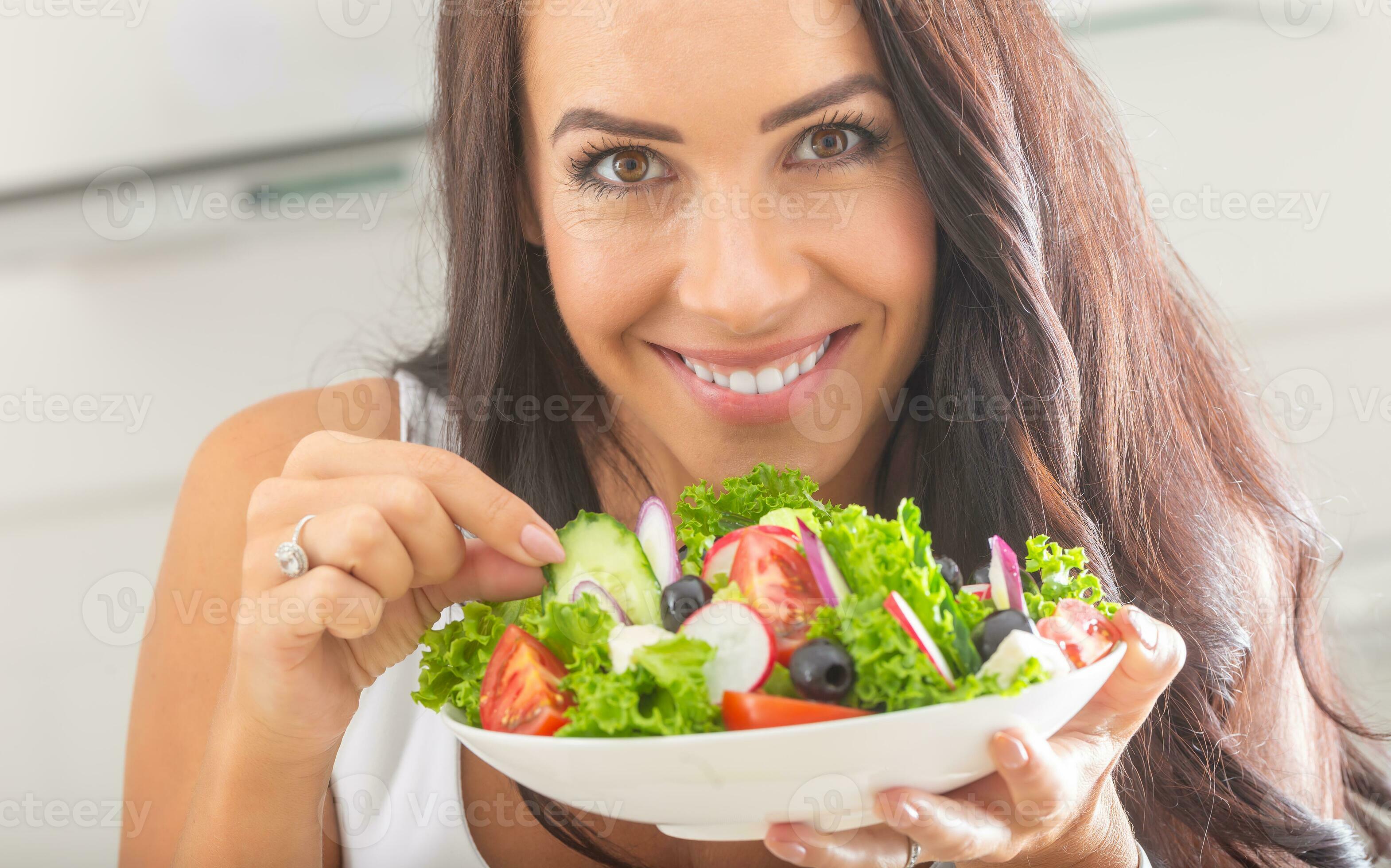Attractive Young And Happy Woman Eating Vegetable Salad 27607385 Stock