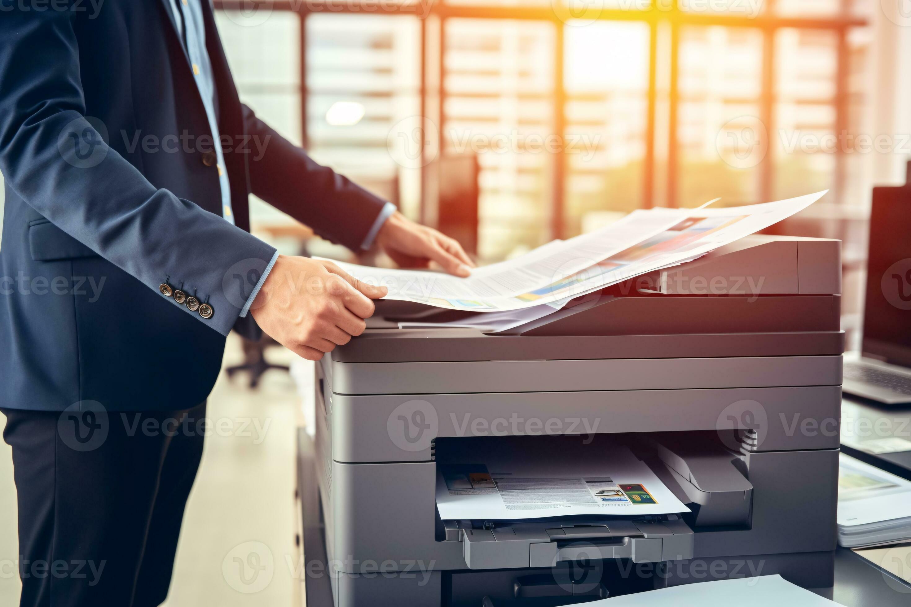 empresario impresión papel en un multifunción láser impresora en negocio oficina. documento y ...