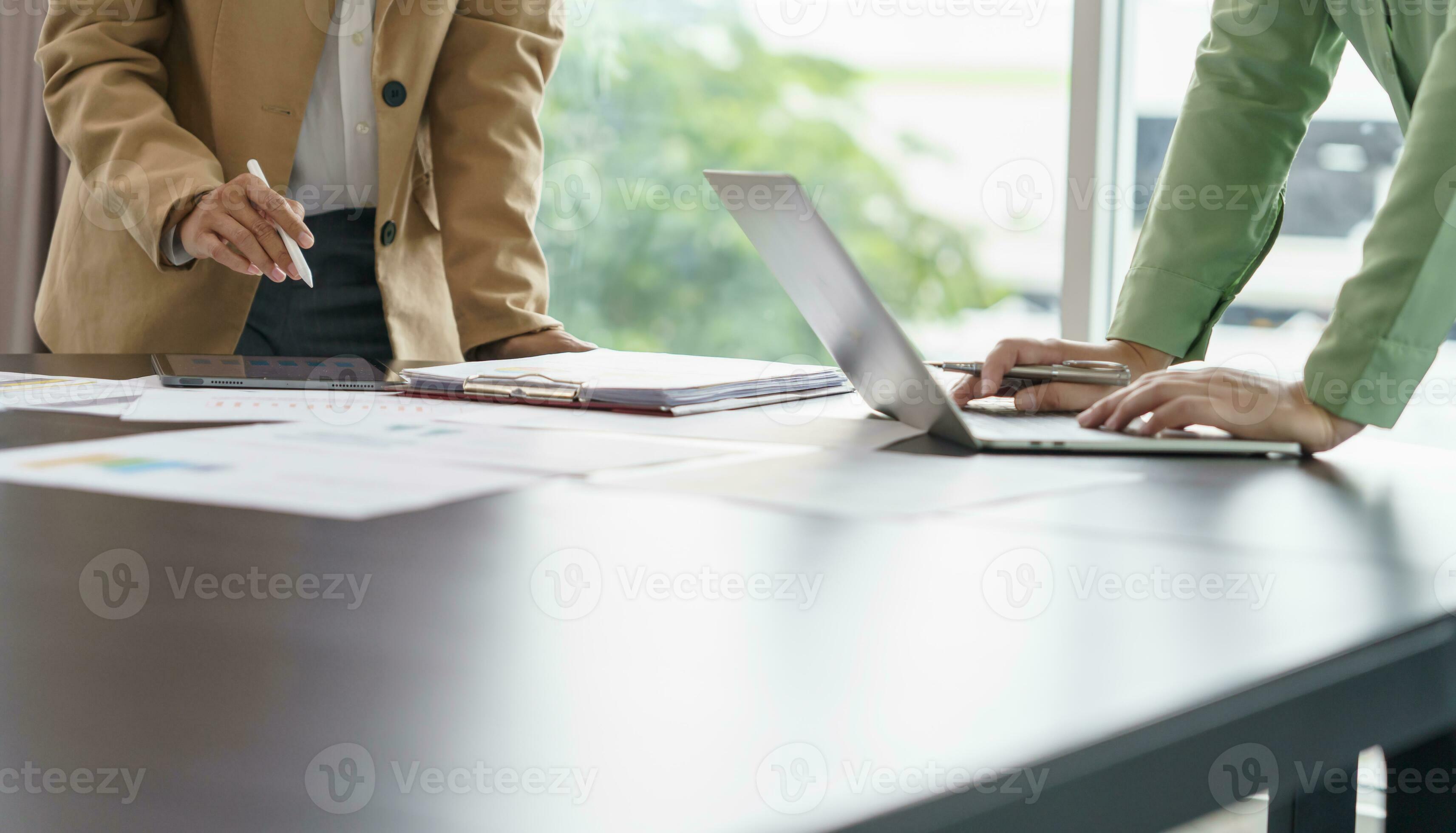 Business People brainstorming Meeting Design Ideas to share idea ...