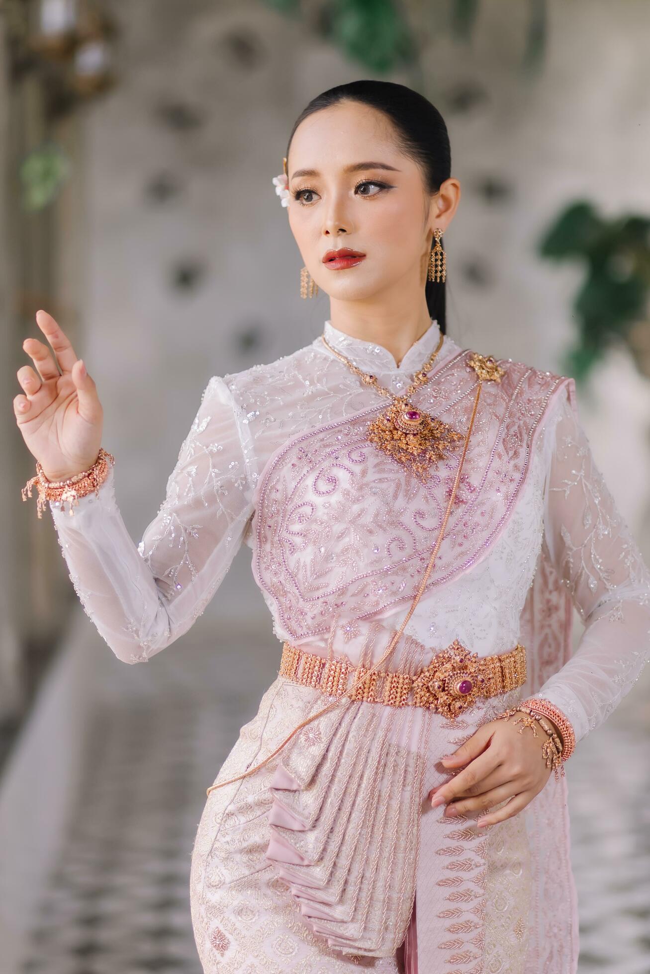 Beautiful Thai Girl In Thai Traditional Costume Bride Thai Girl