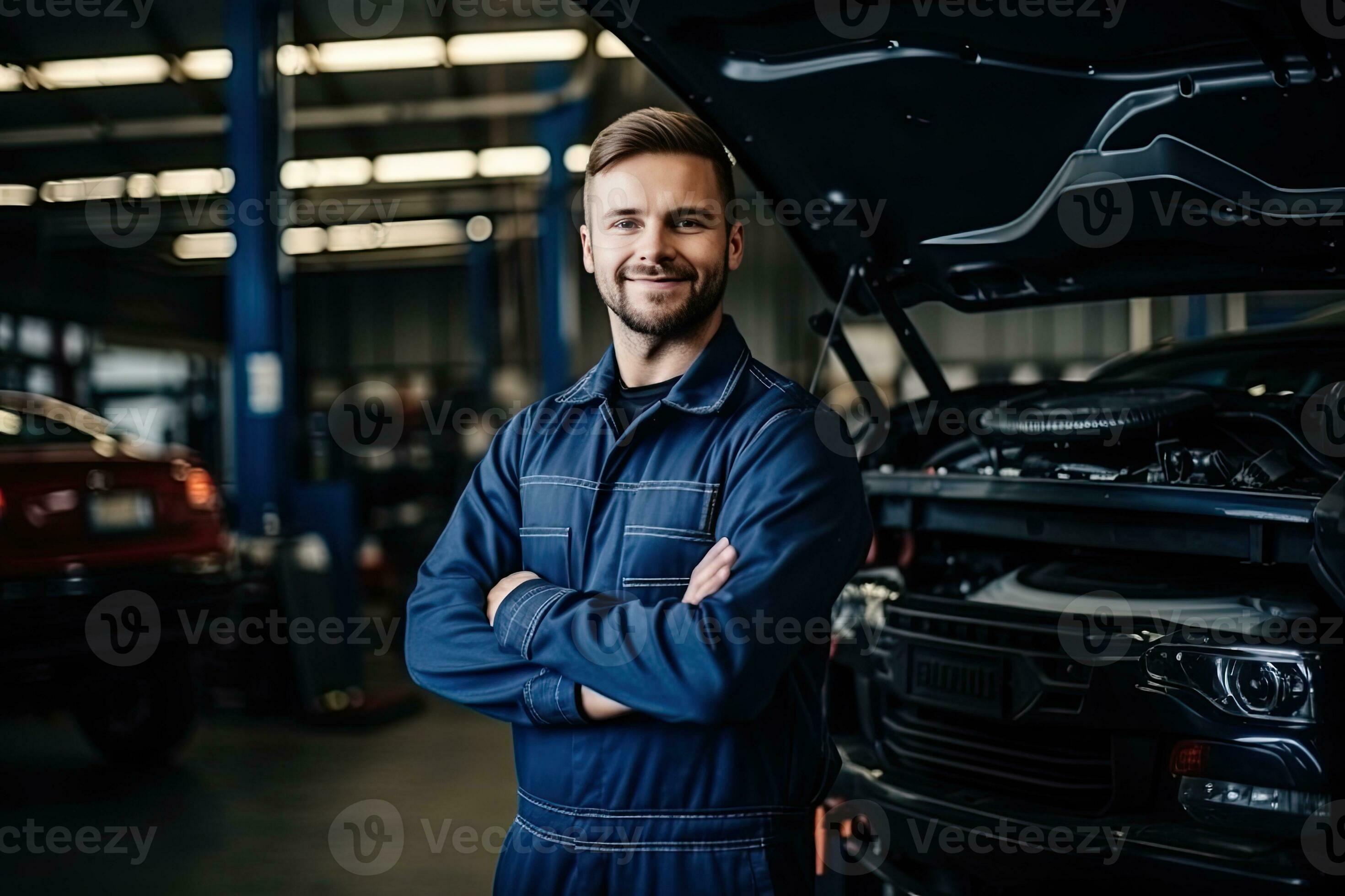 profesional mecánico trabajando en auto reparar tienda. coche Servicio y mantenimiento concepto ...