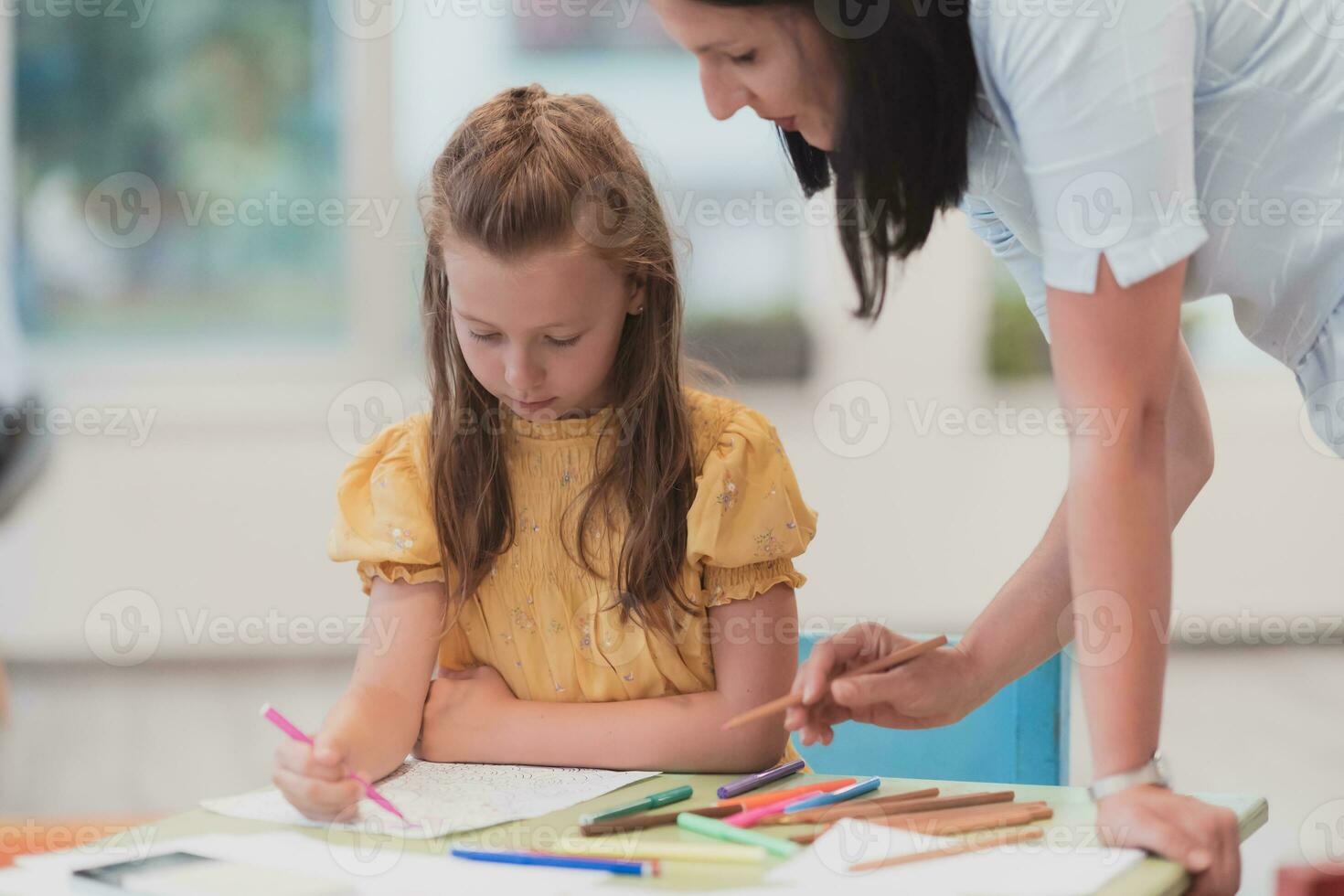 creativo niños durante un Arte clase en un guardería centrar o ... creativo niños durante un Arte clase en un guardería centrar o ...