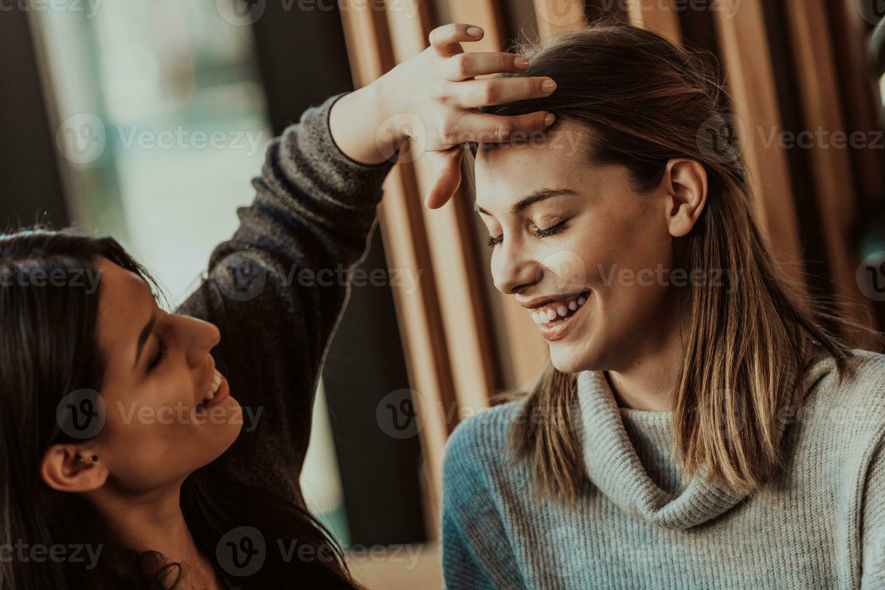 Diversas Amigas Chicas Lesbianas Pareja Abrazándose Elegantes Y