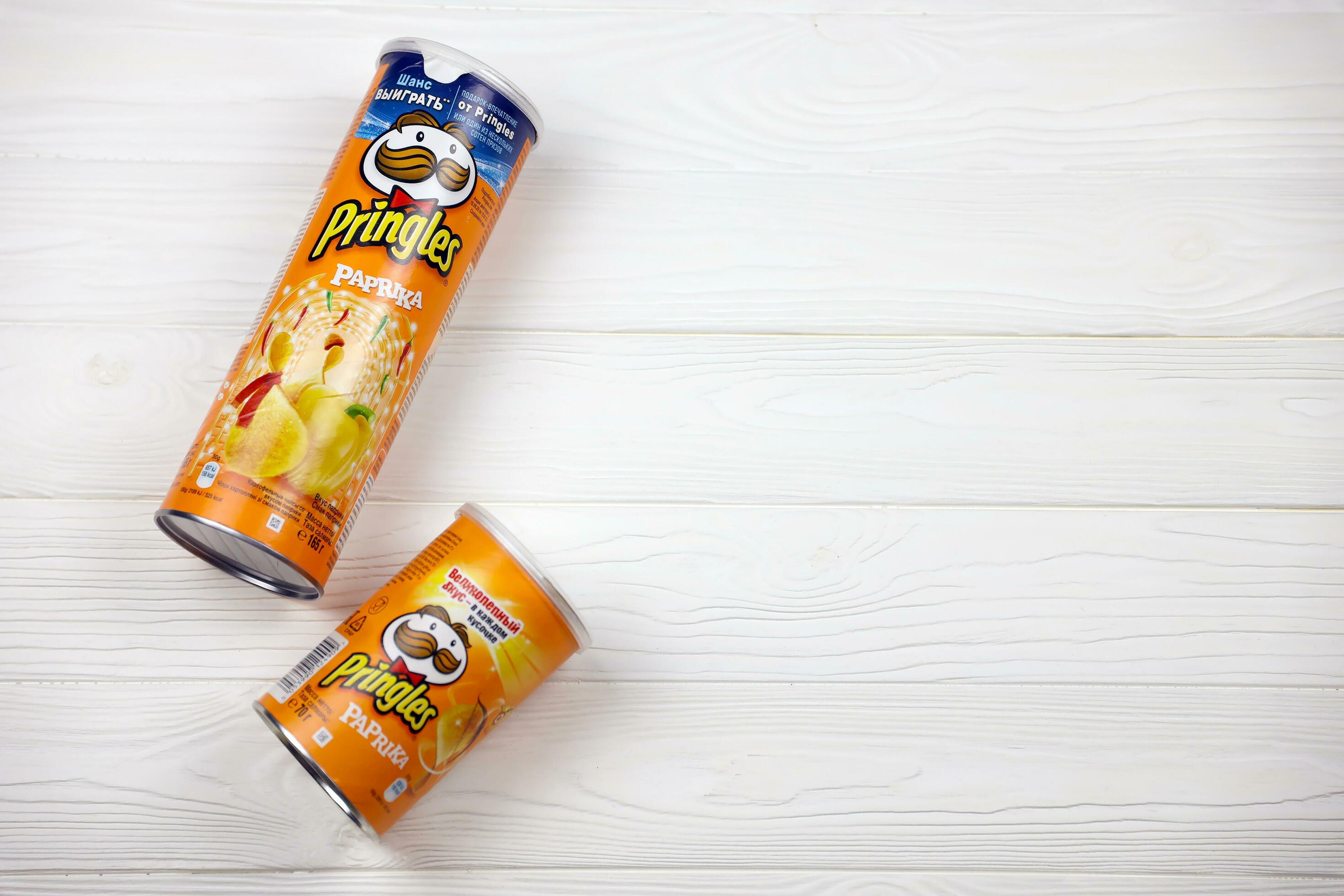 pringles pimenton sabor. cartulina tubo latas con pringles patata papas fritas en blanco mesa ...