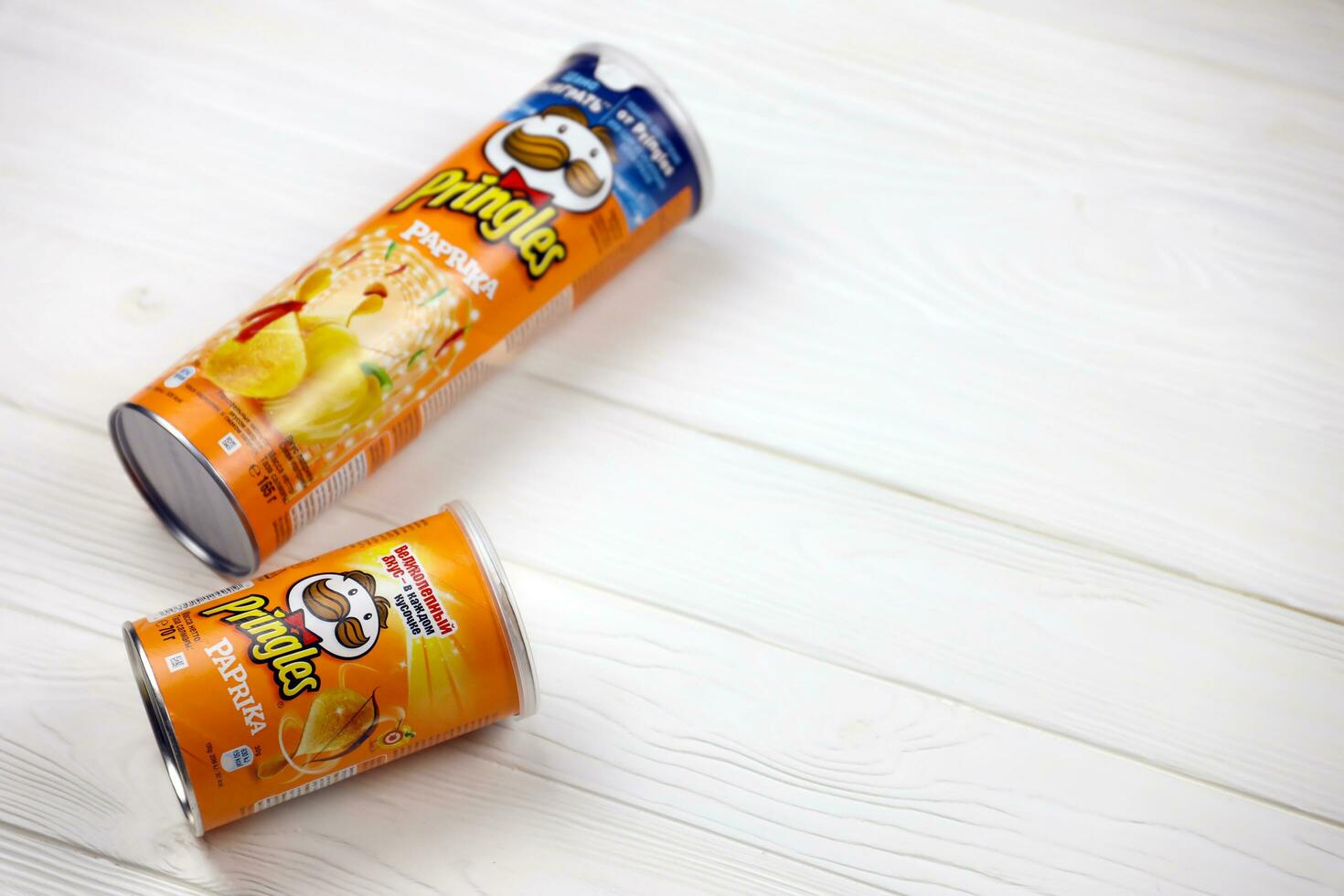 pringles pimenton sabor. cartulina tubo latas con pringles patata papas fritas en blanco mesa ...