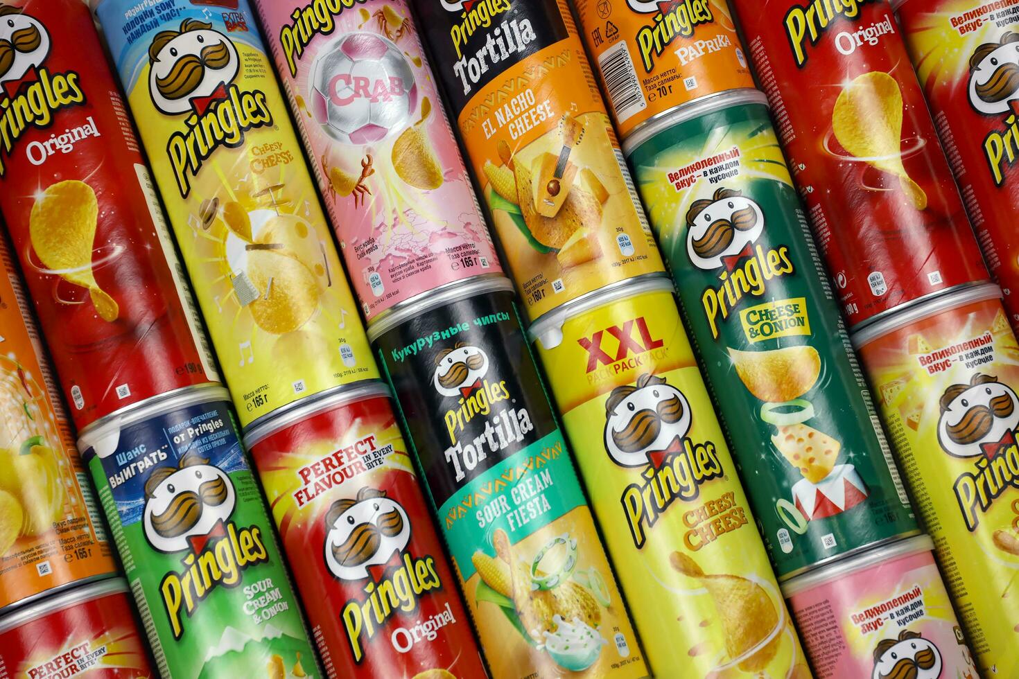 pringles variedad de sabores. muchas latas de tubo de cartón con papas fritas pringles. pringles ...