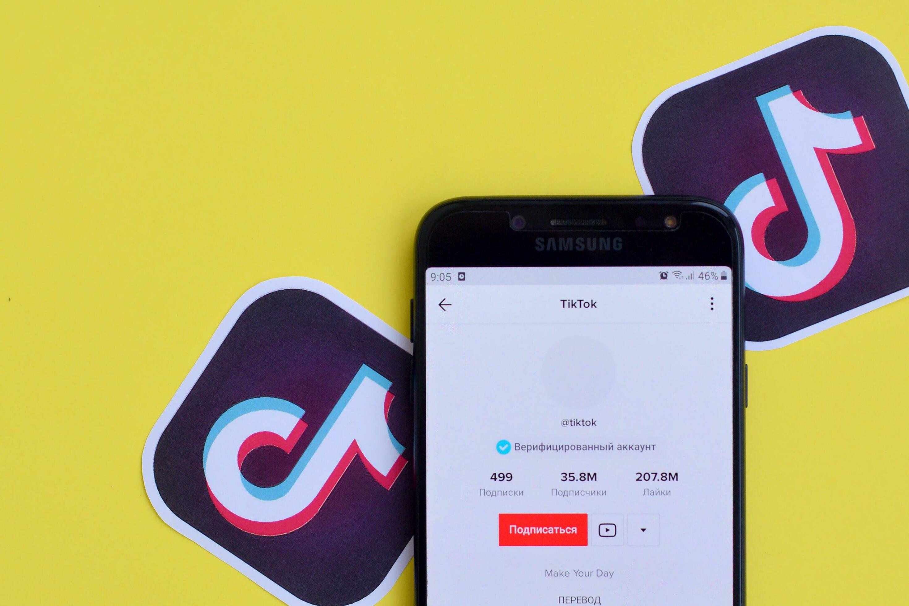 Tik Tok Solicitud En Samsung Teléfono Inteligente Pantalla En Amarillo Antecedentes Tik Tok Es