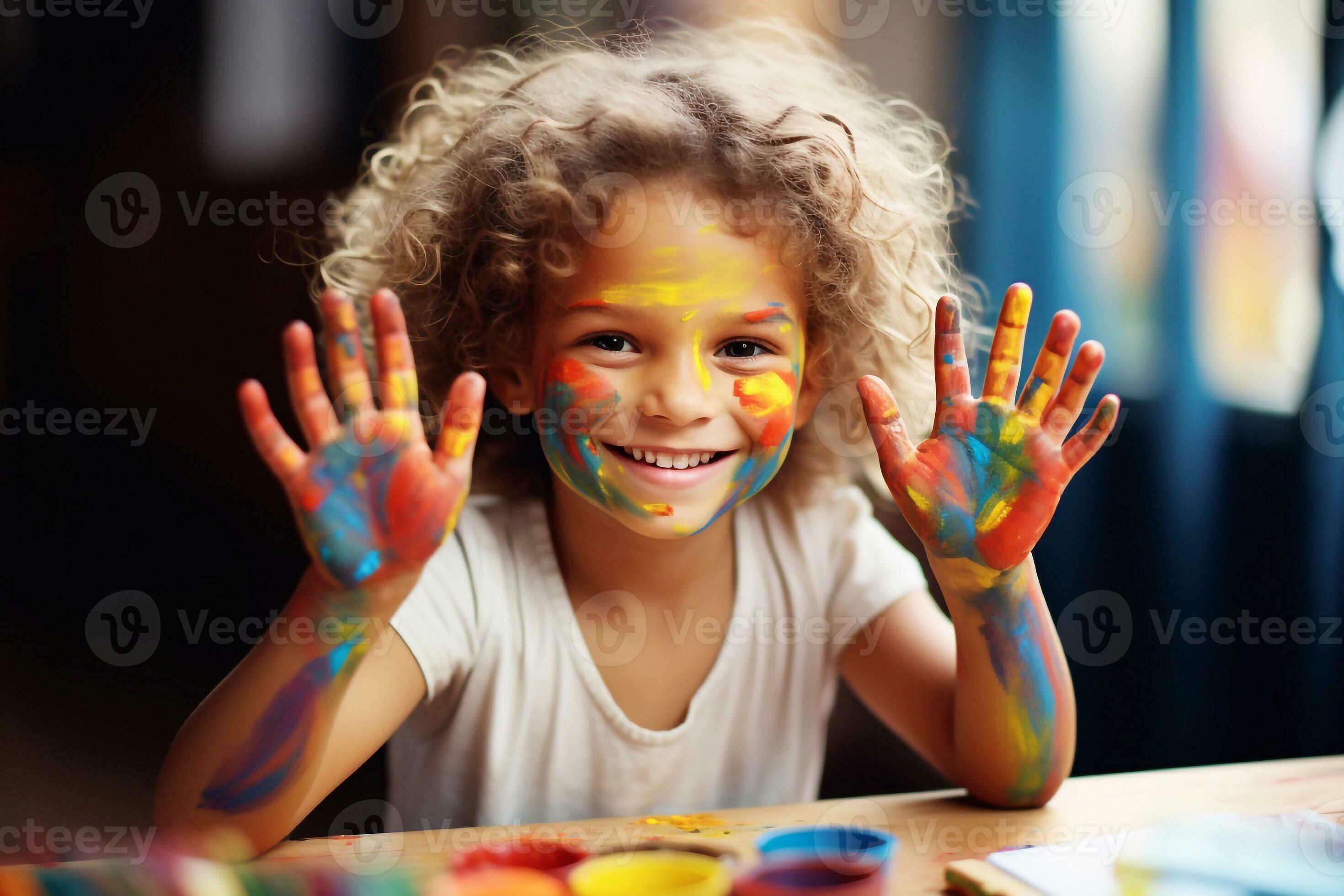 Un Imagen De Retrato De Linda Pequeño Niña Demostración Su Manos