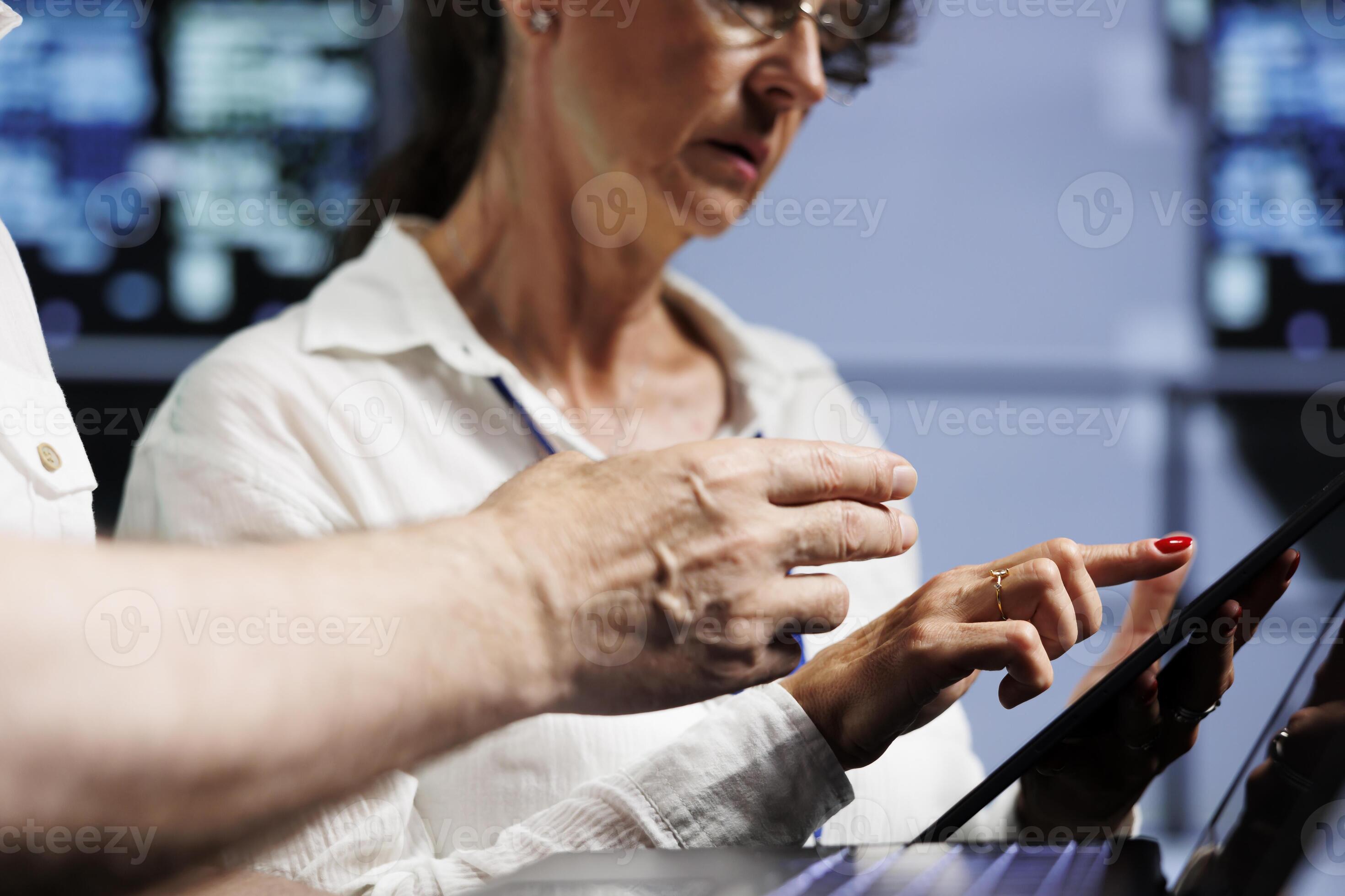 Cloud Computing Business Executives Monitoring Server Parts Optimizing For Data Processing 8177
