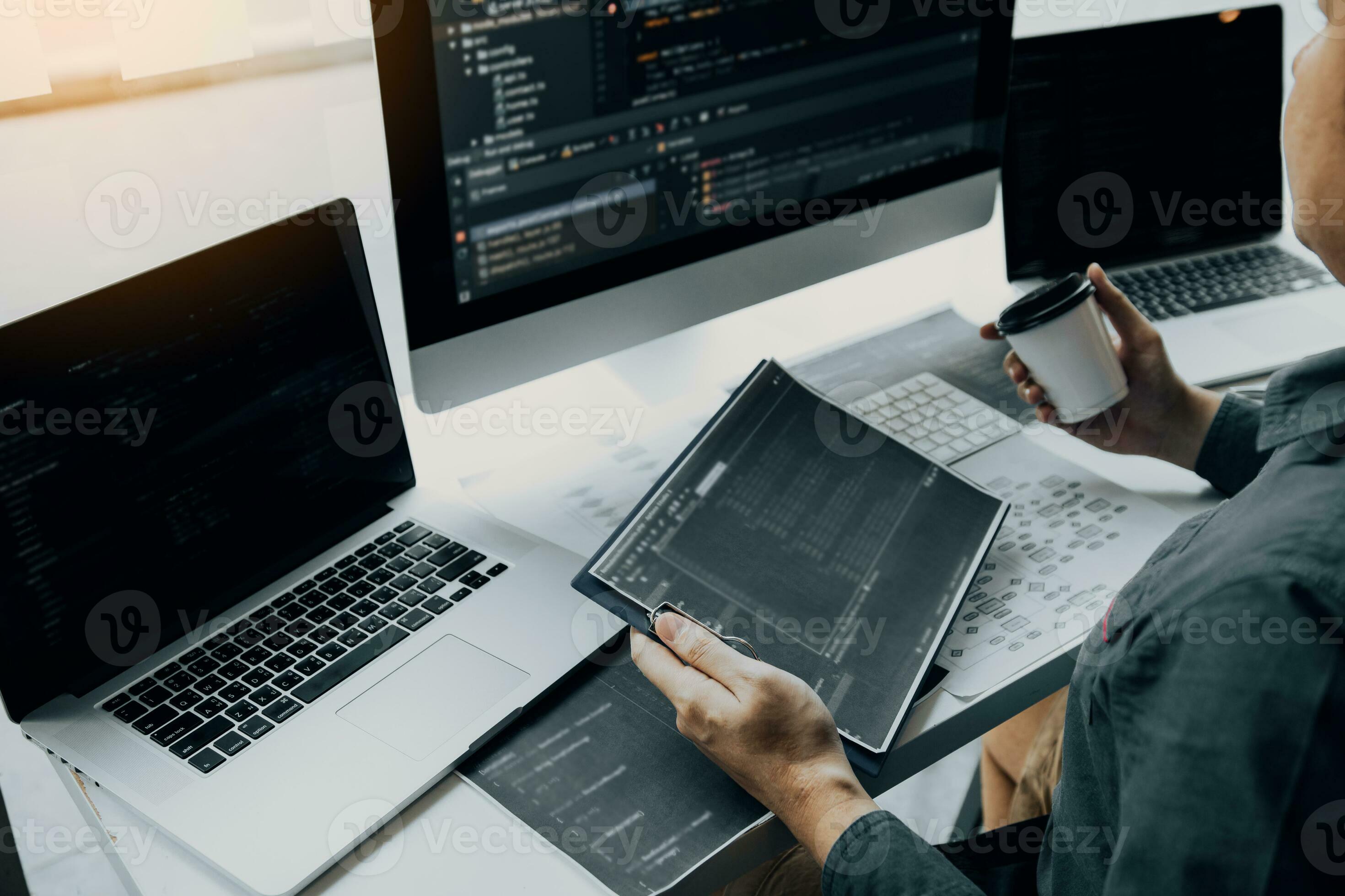 Working in the morning with businessmen are dipping coffee that works ...