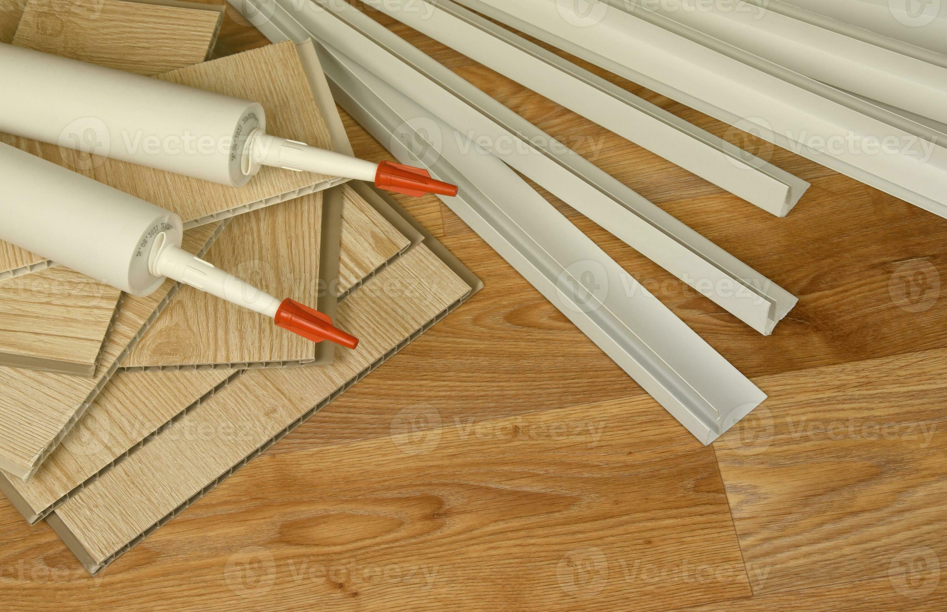 conjunto de elementos para trabajos de techo de pvc en interiores. montaje de botellas de ...