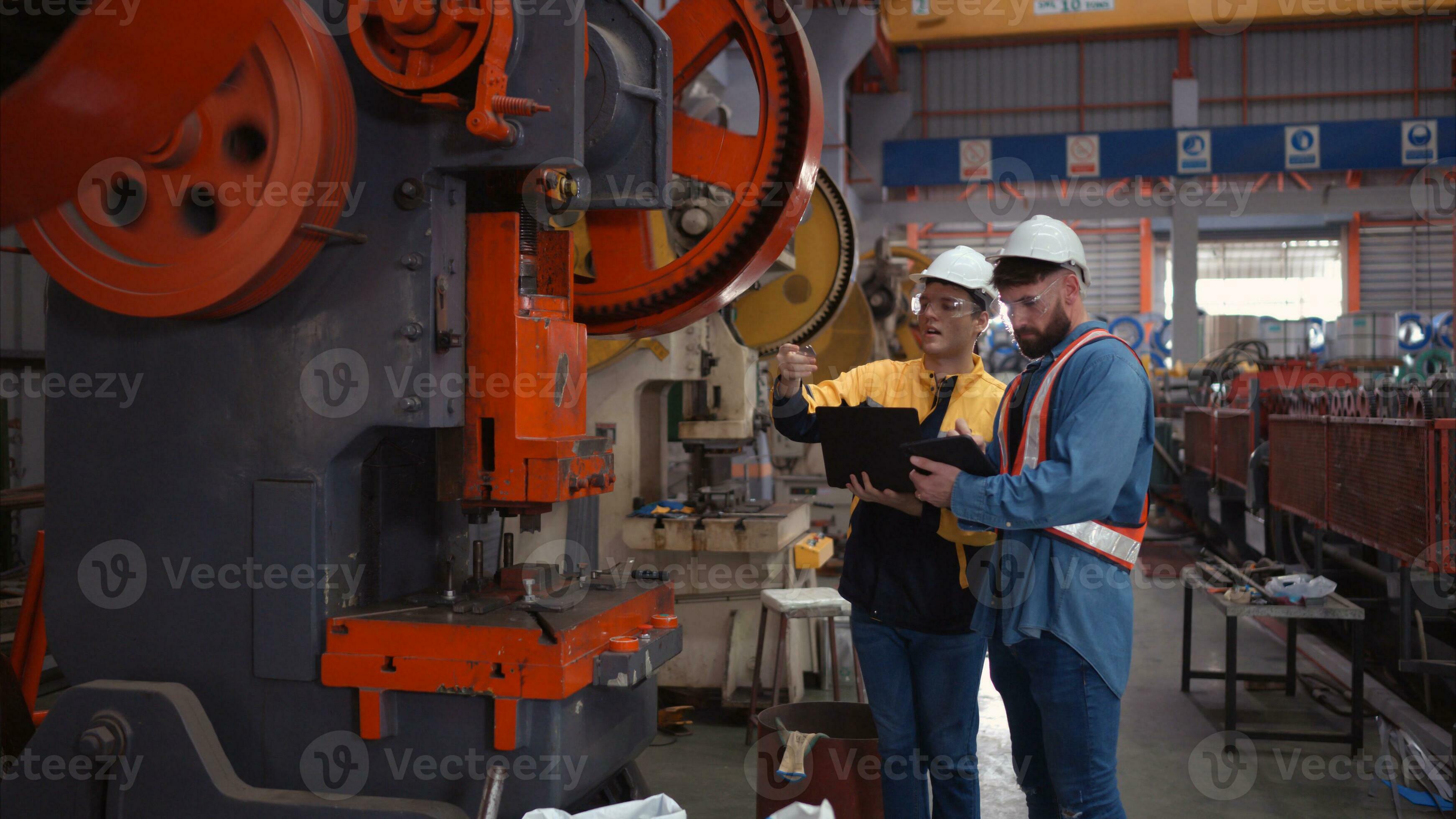ingeniero y técnico que se discute maquinaria en fábrica a plan inspección mantenimiento según a ...