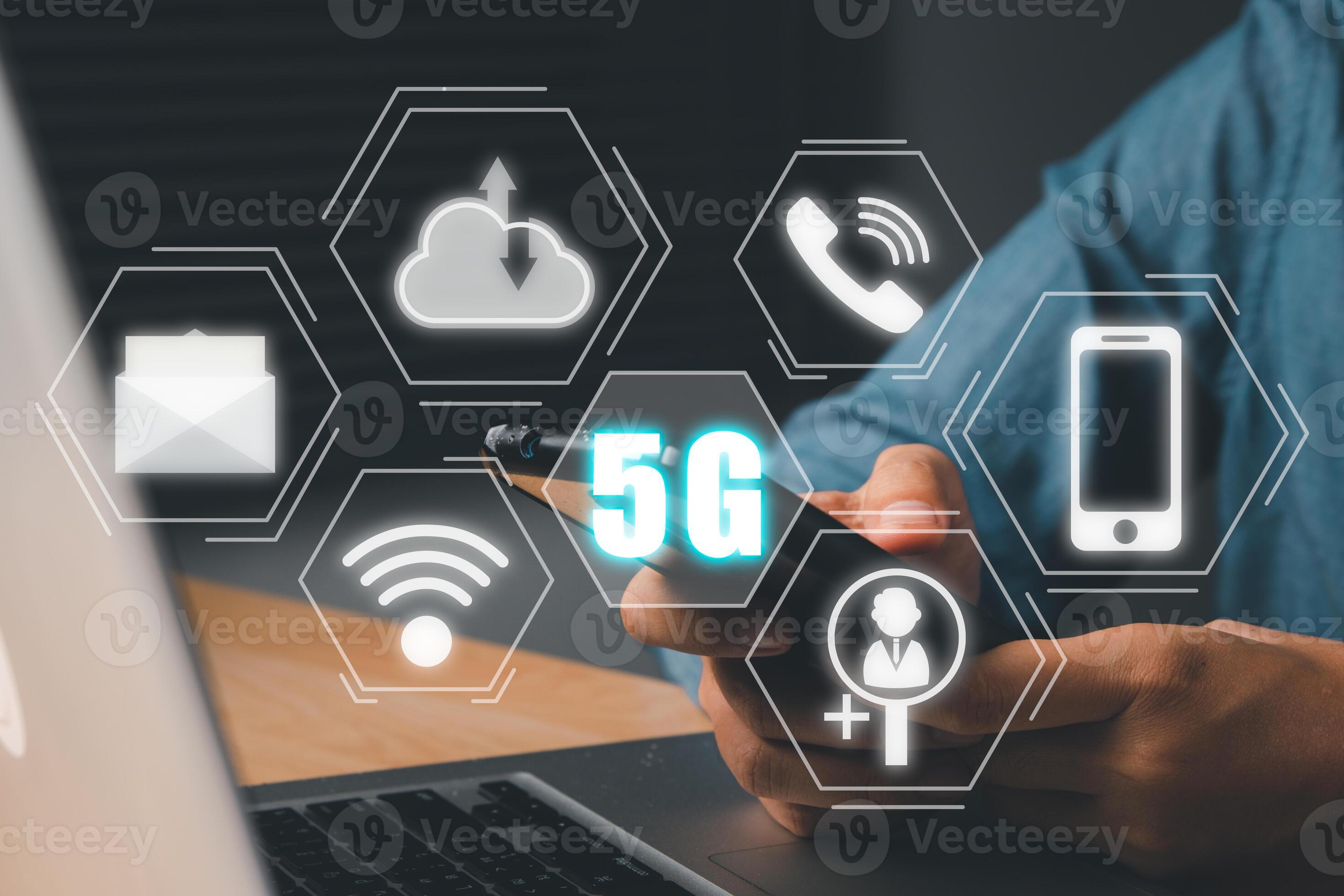 global comunicación red concepto, mujer mano utilizando inteligente teléfono con 5g y Wifi icono ...