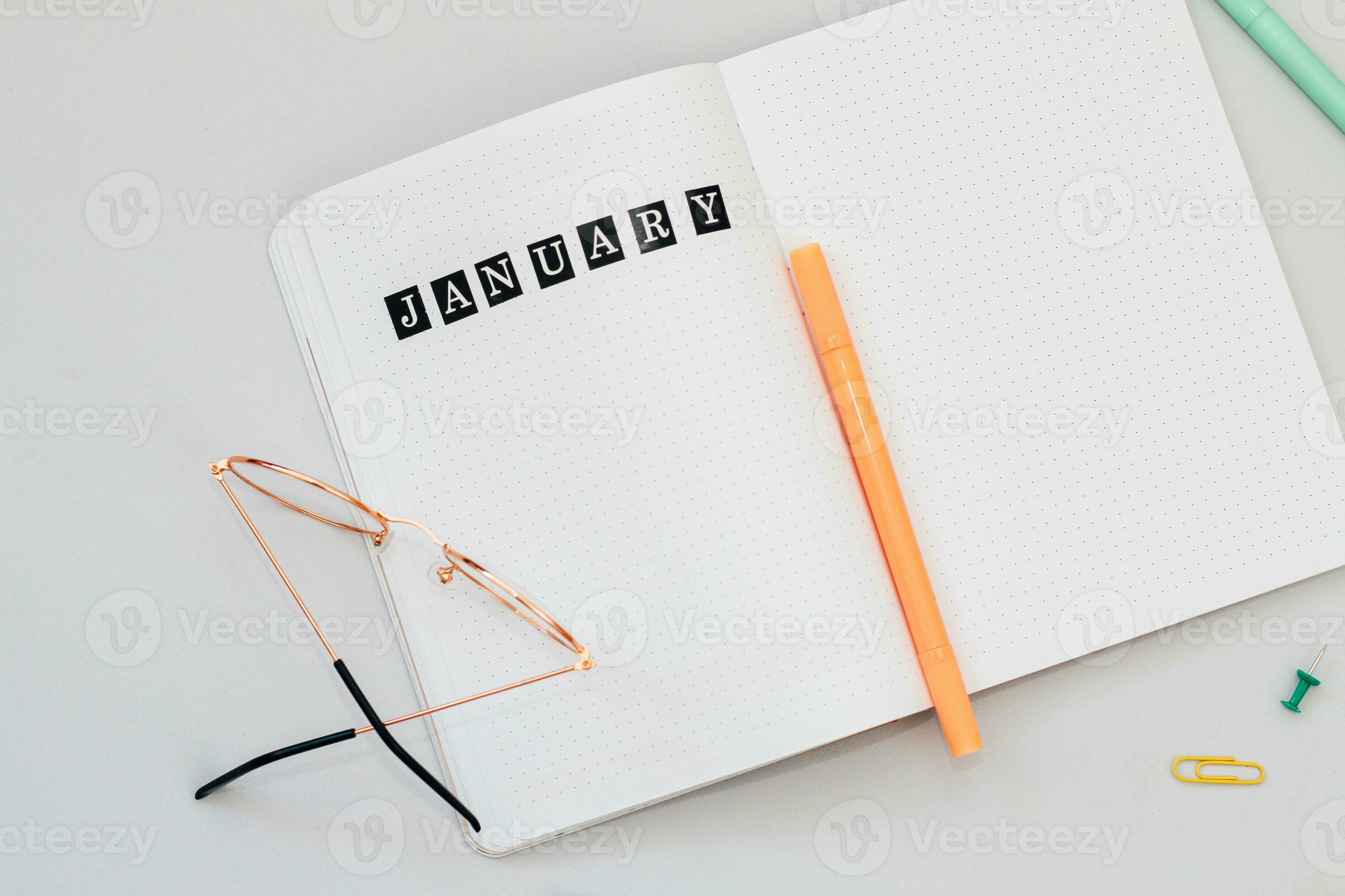 relleno en el diario, escritura enero en un cuaderno en un punto ...