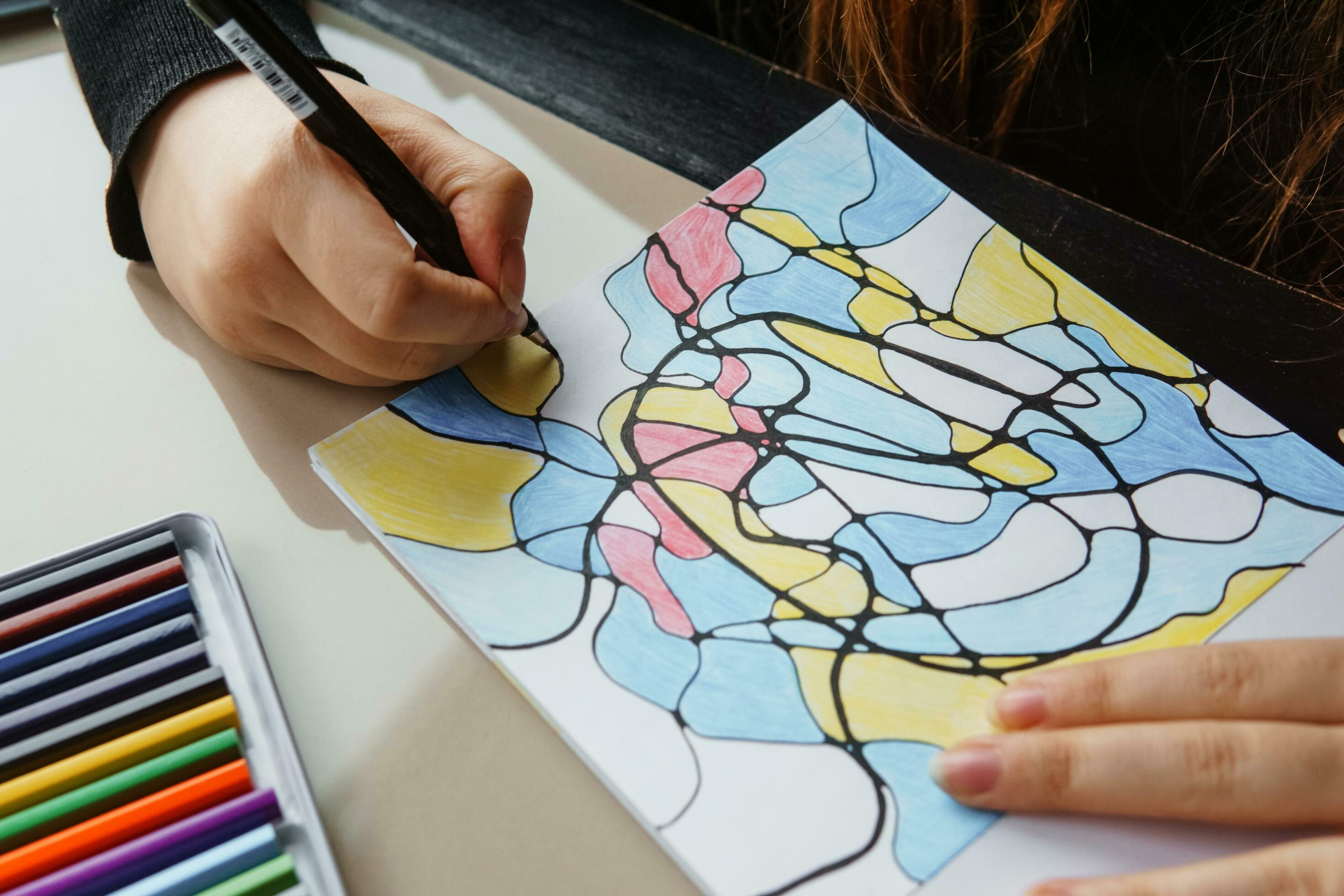 ver, Rusia - febrero 11, 2023. un joven mujer sorteos neurografia a un mesa a un psicológico ...