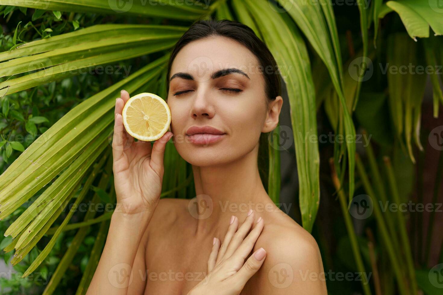 Beautiful woman holds lemons. Photo of attractive woman with perfect ...