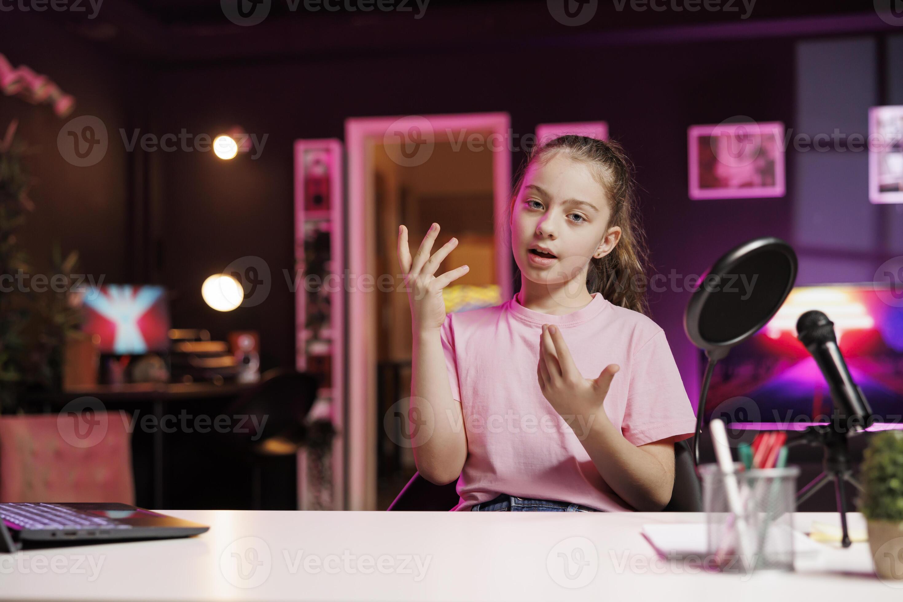 gen z Internet estrella rodaje familia vlog en hogar estudio, hablando acerca de día a colegio ...