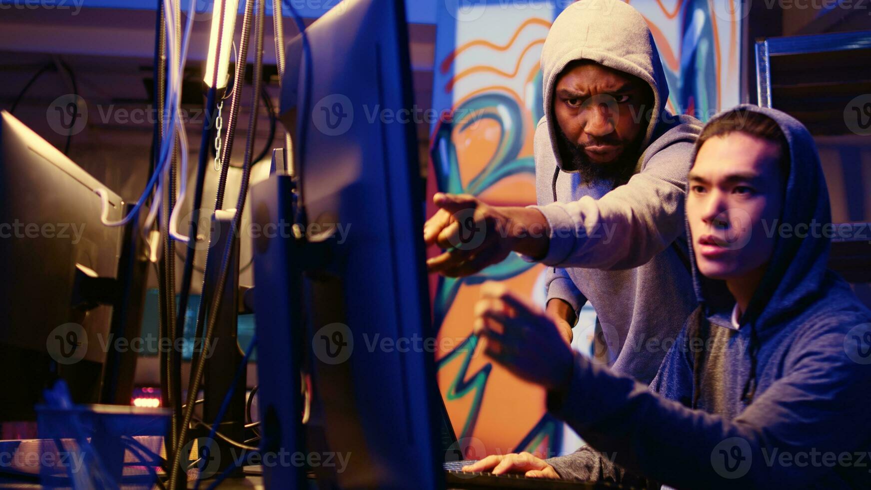 Hackers Trabajando Juntos En Escondite Codificación Malware Diseñado A Explotar Red Puertas