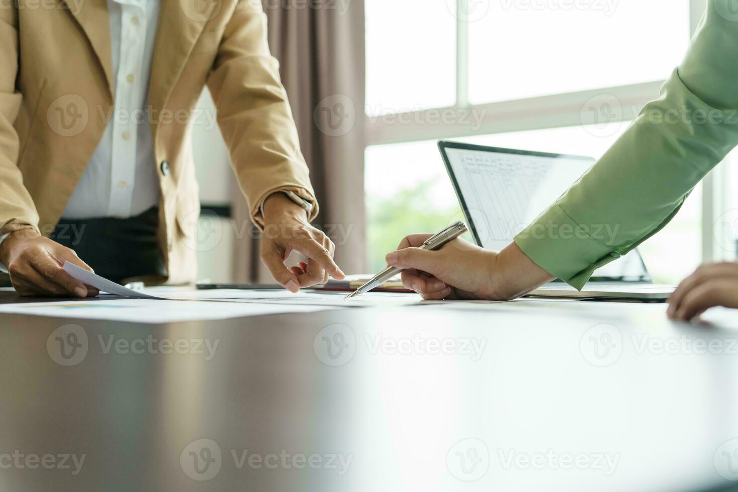 Business People brainstorming Meeting Design Ideas to share idea ...