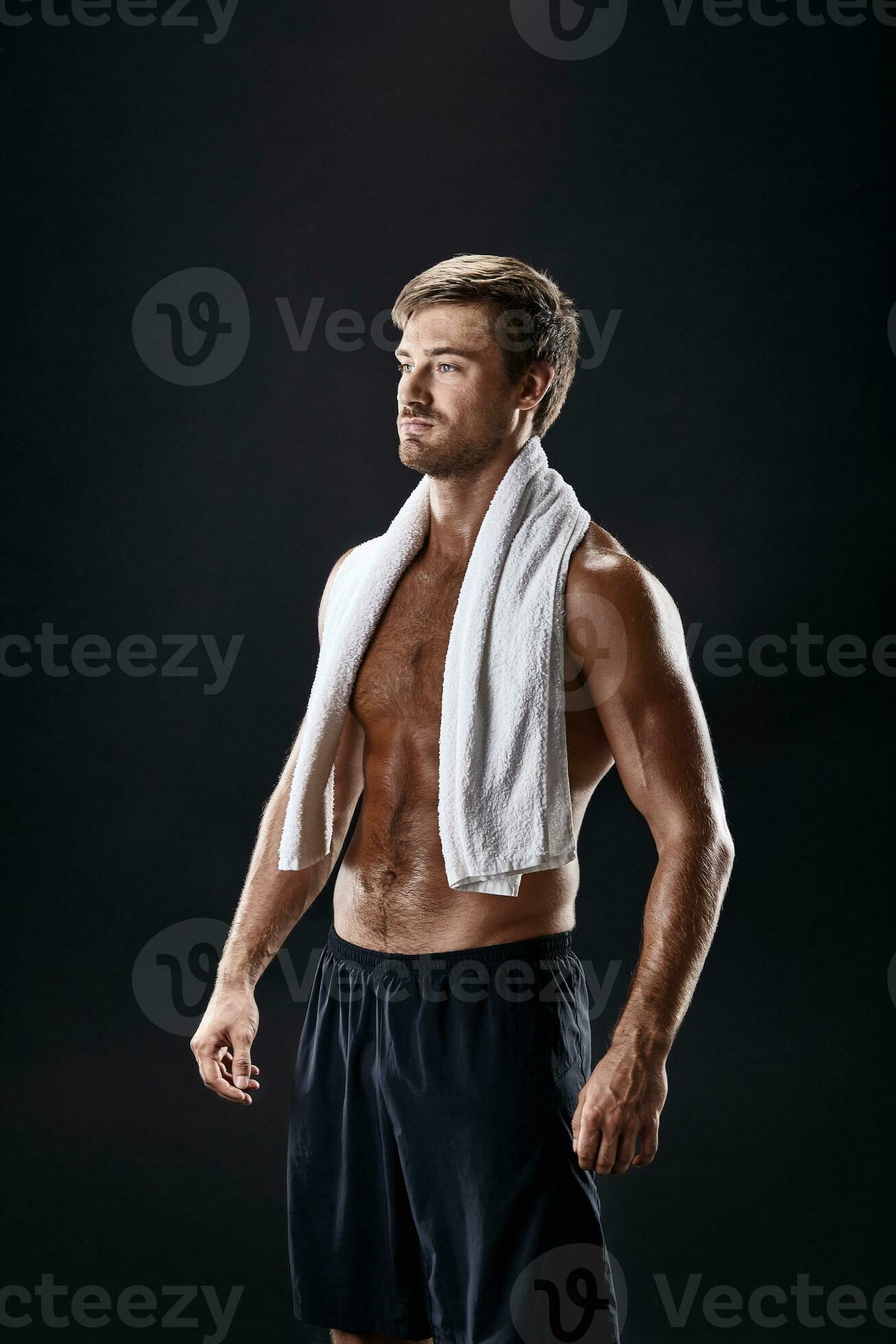 retrato de un aptitud hombre con toalla en espalda mirando lejos. contento joven hombre ...