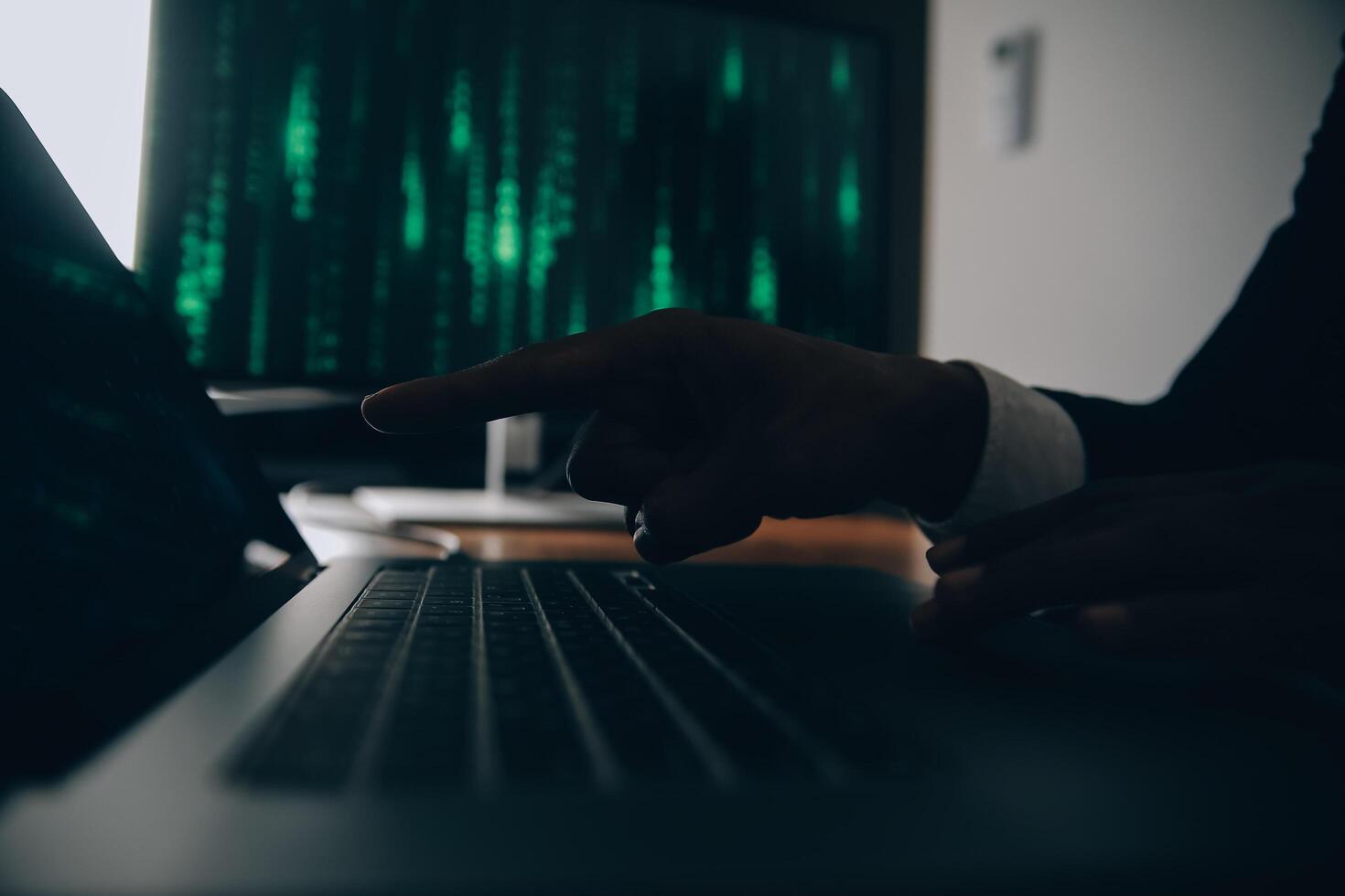 hacker código en ordenador portátil. ciber seguridad, intimidad o cortar a tajos amenaza ...