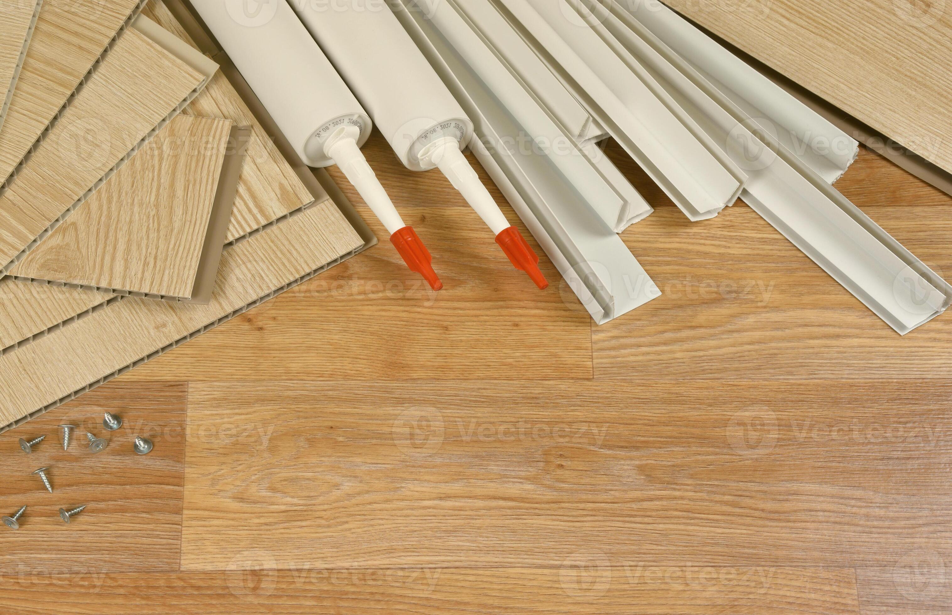 conjunto de elementos para trabajos de techo de pvc en interiores. montaje de botellas de ...