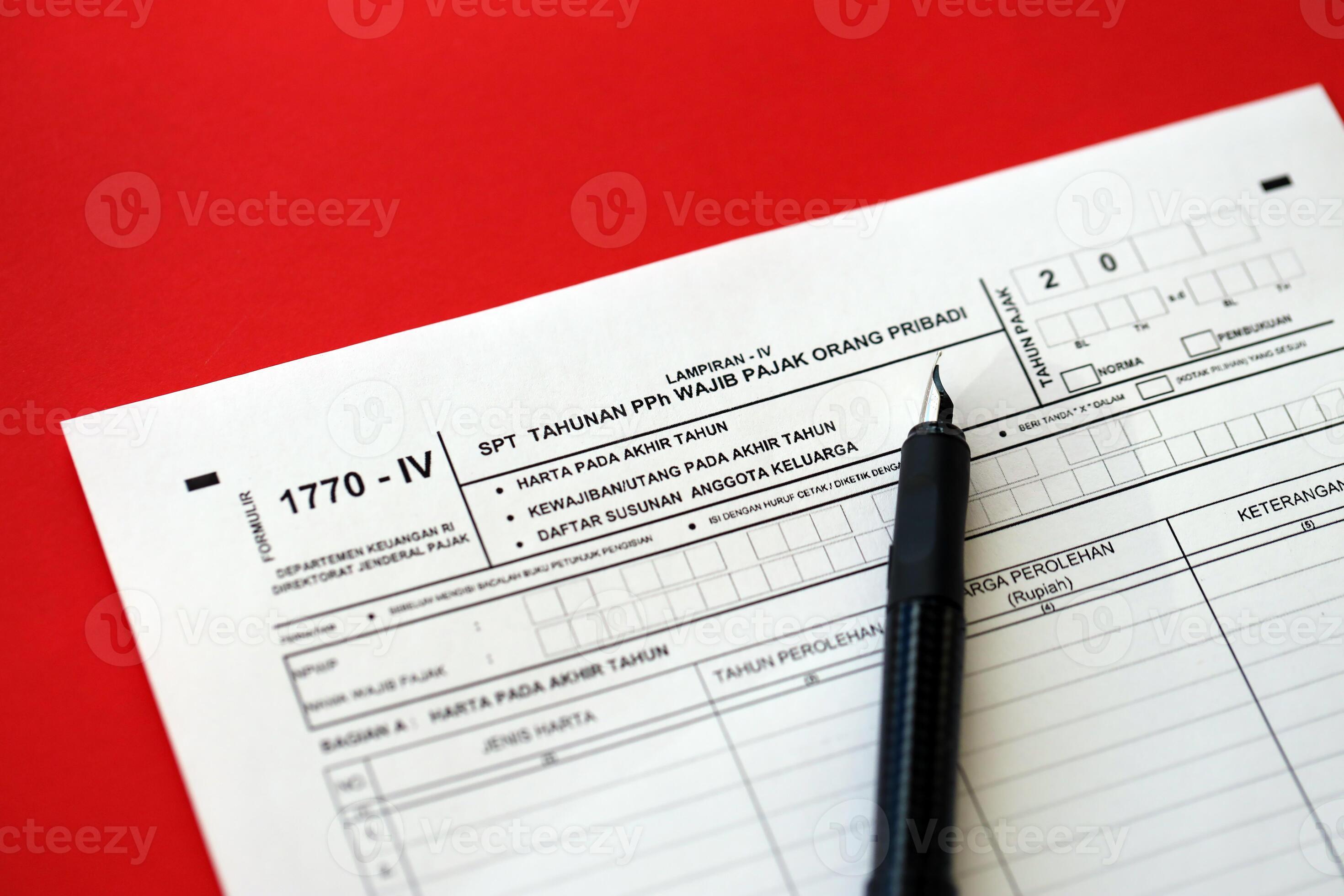 Indonesian tax form 1770-4 Individual Income Tax Return and pen on table 40983409 Stock Photo at ...