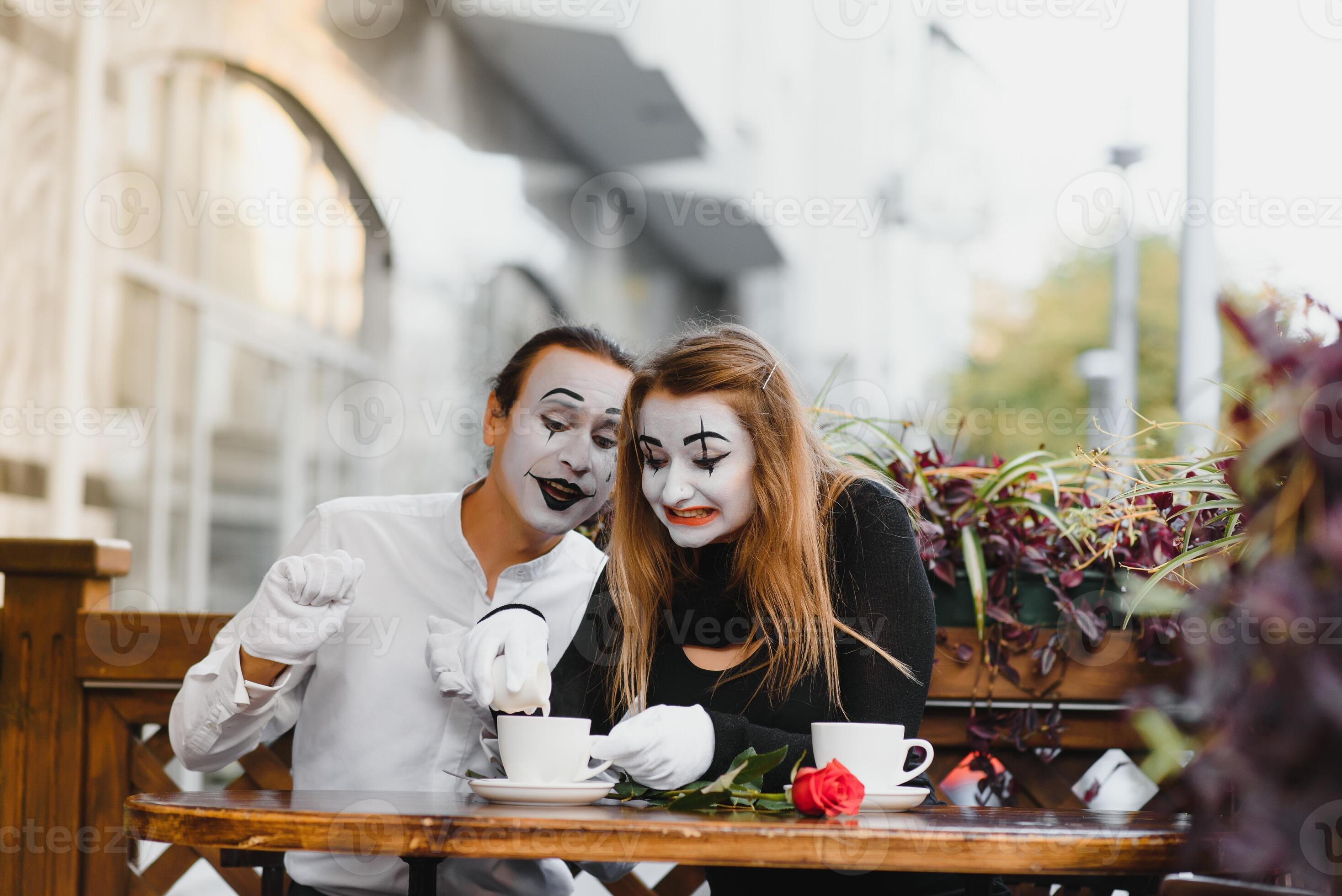 Mímica Chico Y Niña En Café Bebiendo Café Mímica En Frente De París Café Interino Me Gusta