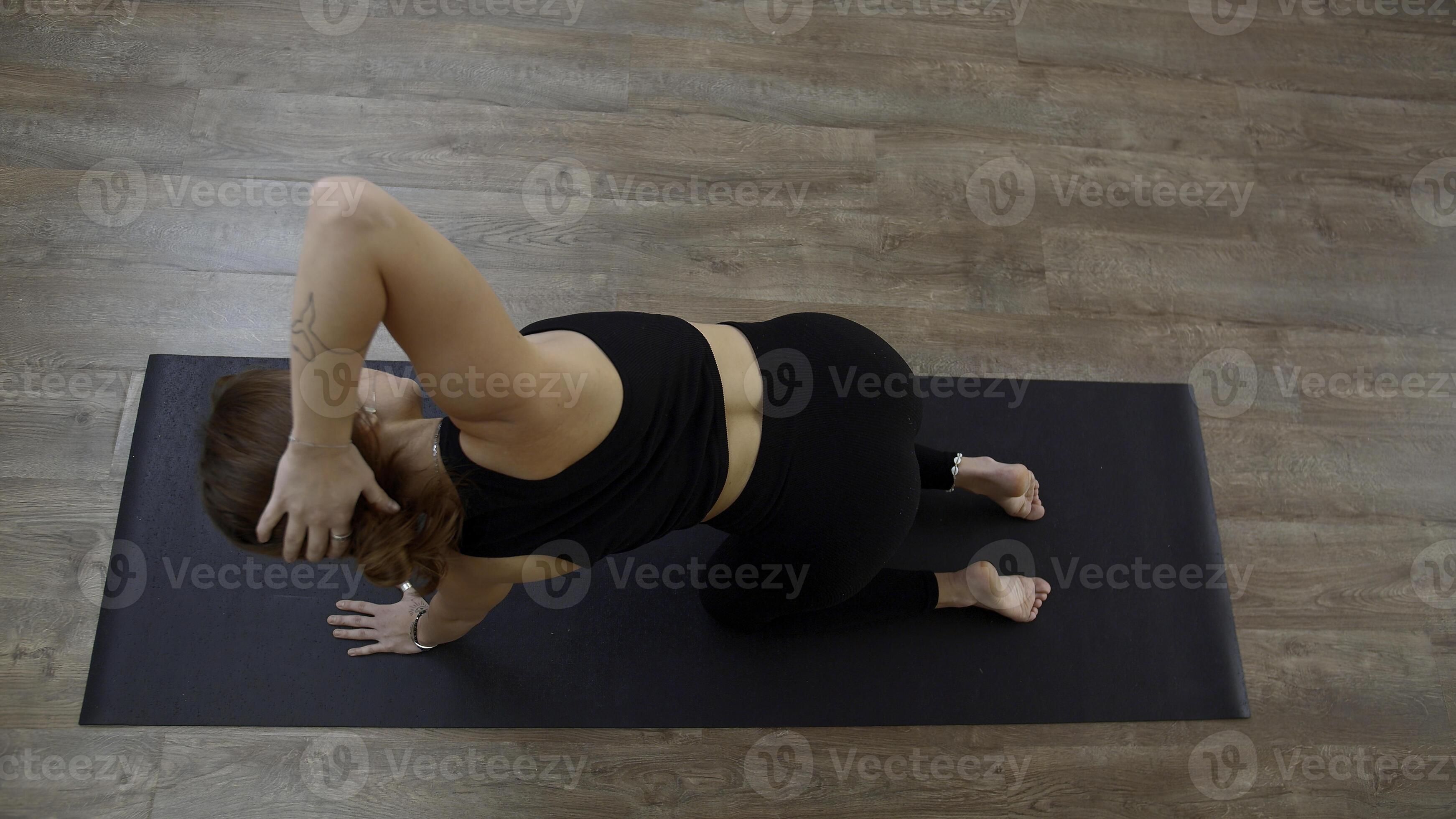 un mujer desde un rodilla codo posición haciendo el enfermedad de buzo de el cuerpo. medios de ...