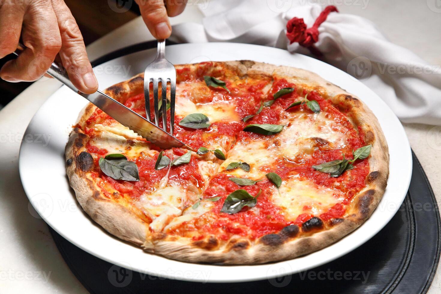 step-by-step guide on how to eat authentic Neapolitan pizza with your hands 43047520 Stock Photo ...