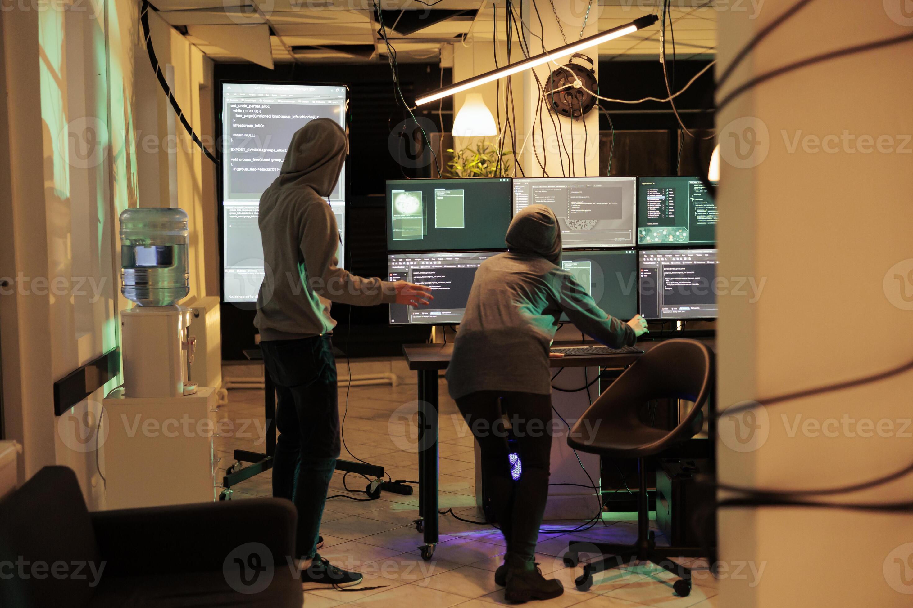 Hackers Corriendo Spyware Código En Computadora Hackear Base De Datos Robando Intimidad