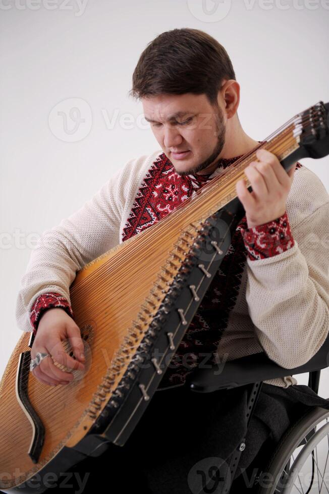 ucranio cosaco jugar arpa hermoso joven hombre con kobza musical instrumento en manos se sienta ...
