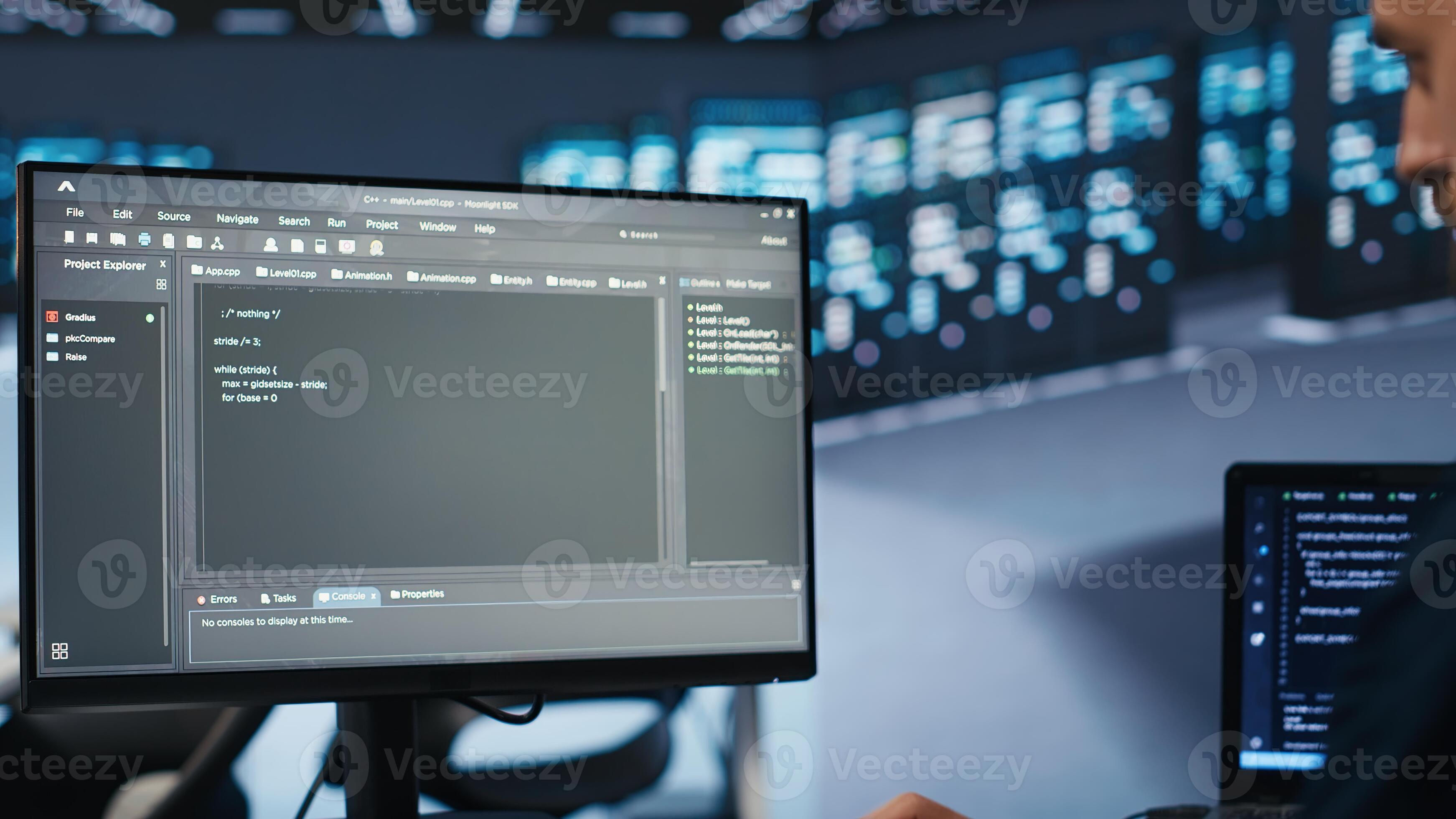 sistema administrador corriendo guión en computadora pantalla en alto tecnología datos centro ...