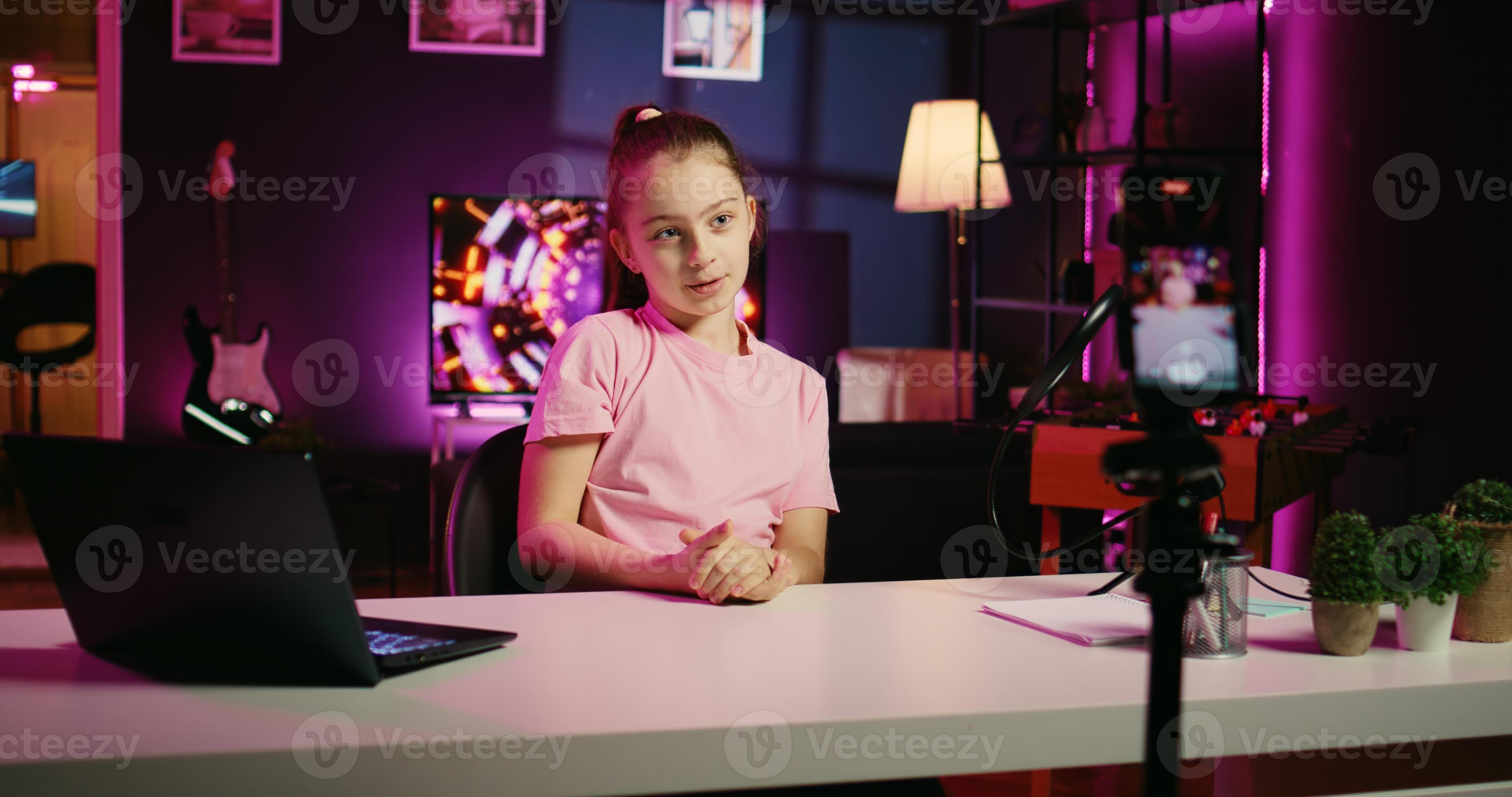 alegre gen z hija disparo para en línea plataformas con su mamá, hablando acerca de su día. niño ...