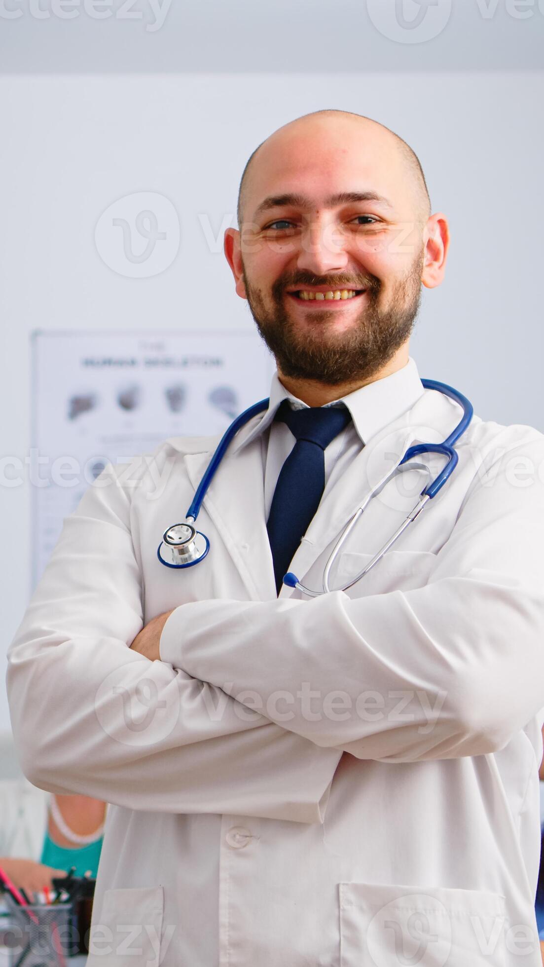 Retrato De Joven Hombre Médico En Pie En Frente De Cámara Sonriente En