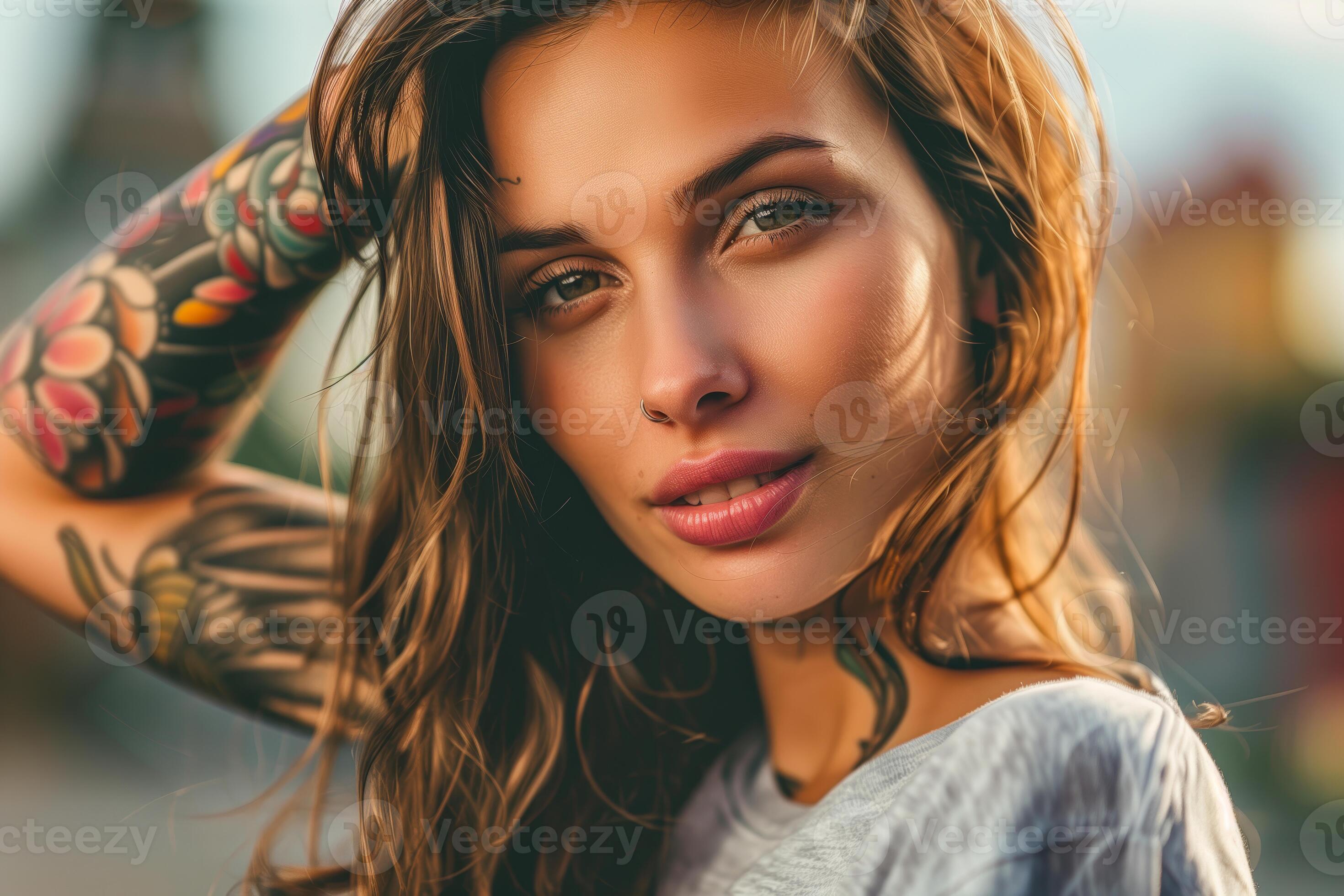 un cerca arriba de un mujer con tatuajes en su brazos 46289000 Foto de ... un cerca arriba de un mujer con tatuajes en su brazos 46289000 Foto de ...