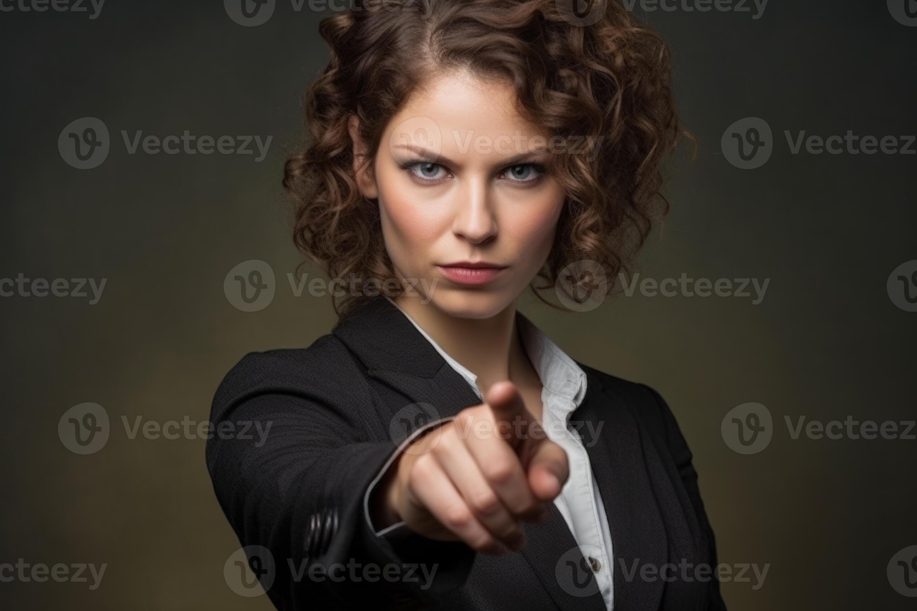 retrato joven enojado furioso morena caucásico mujer disgustado dama niña hembra ejecutivo mujer ...