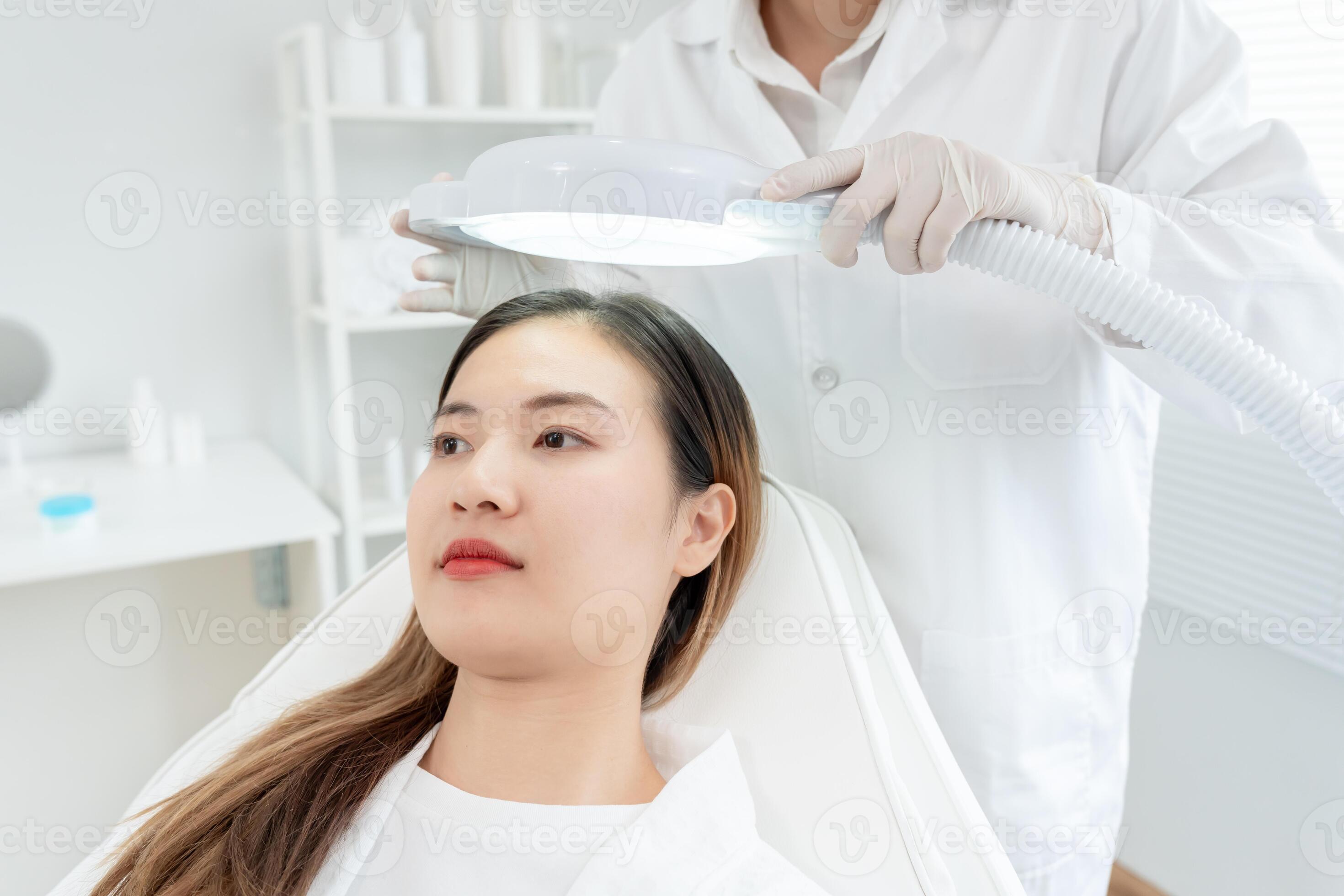 Specialist of hair recheck hair of Asian woman, damaged hair, hair loss ... Specialist of hair recheck hair of Asian woman, damaged hair, hair loss ...