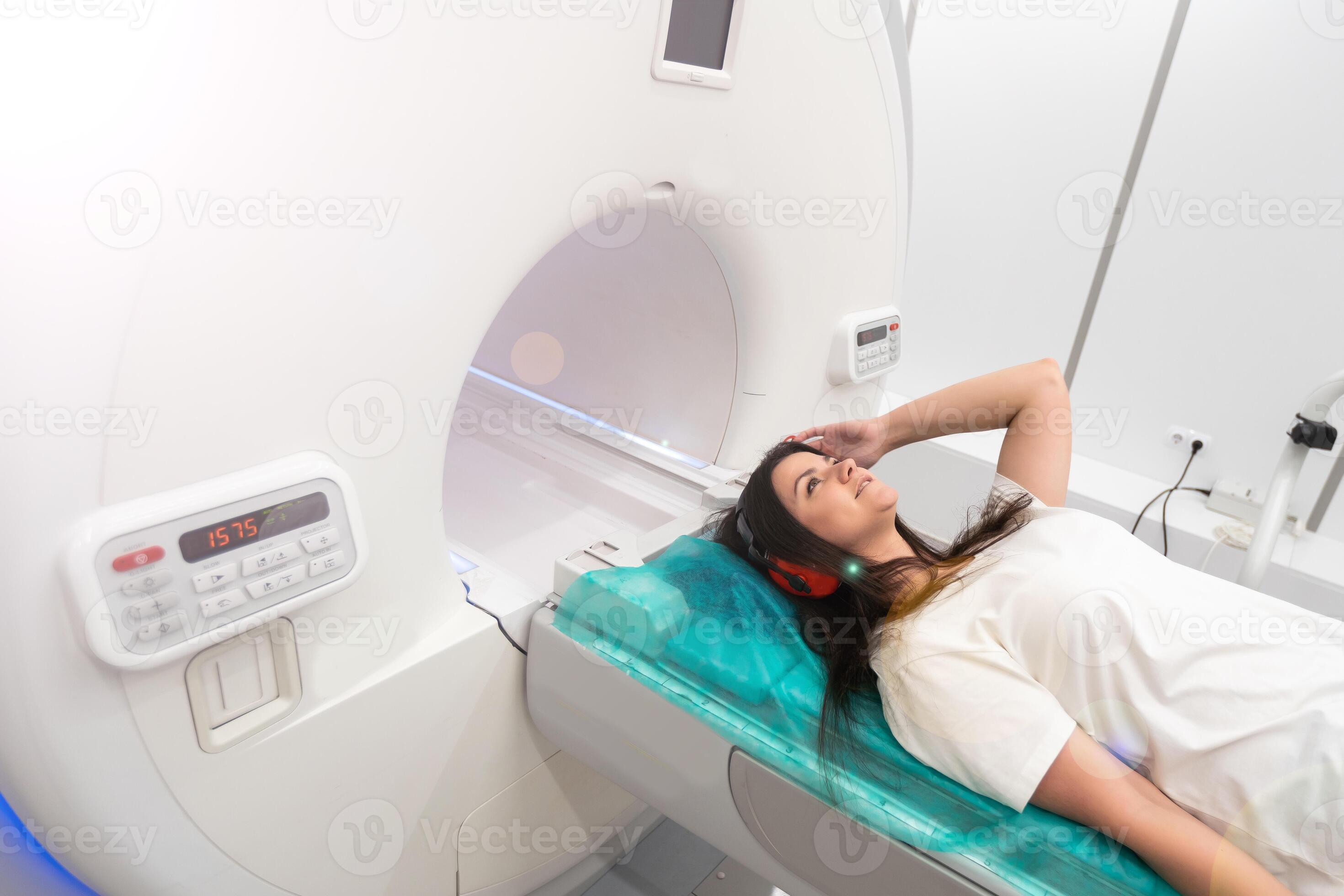 médico Connecticut o mri escanear con un paciente en el moderno hospital laboratorio. interior ...