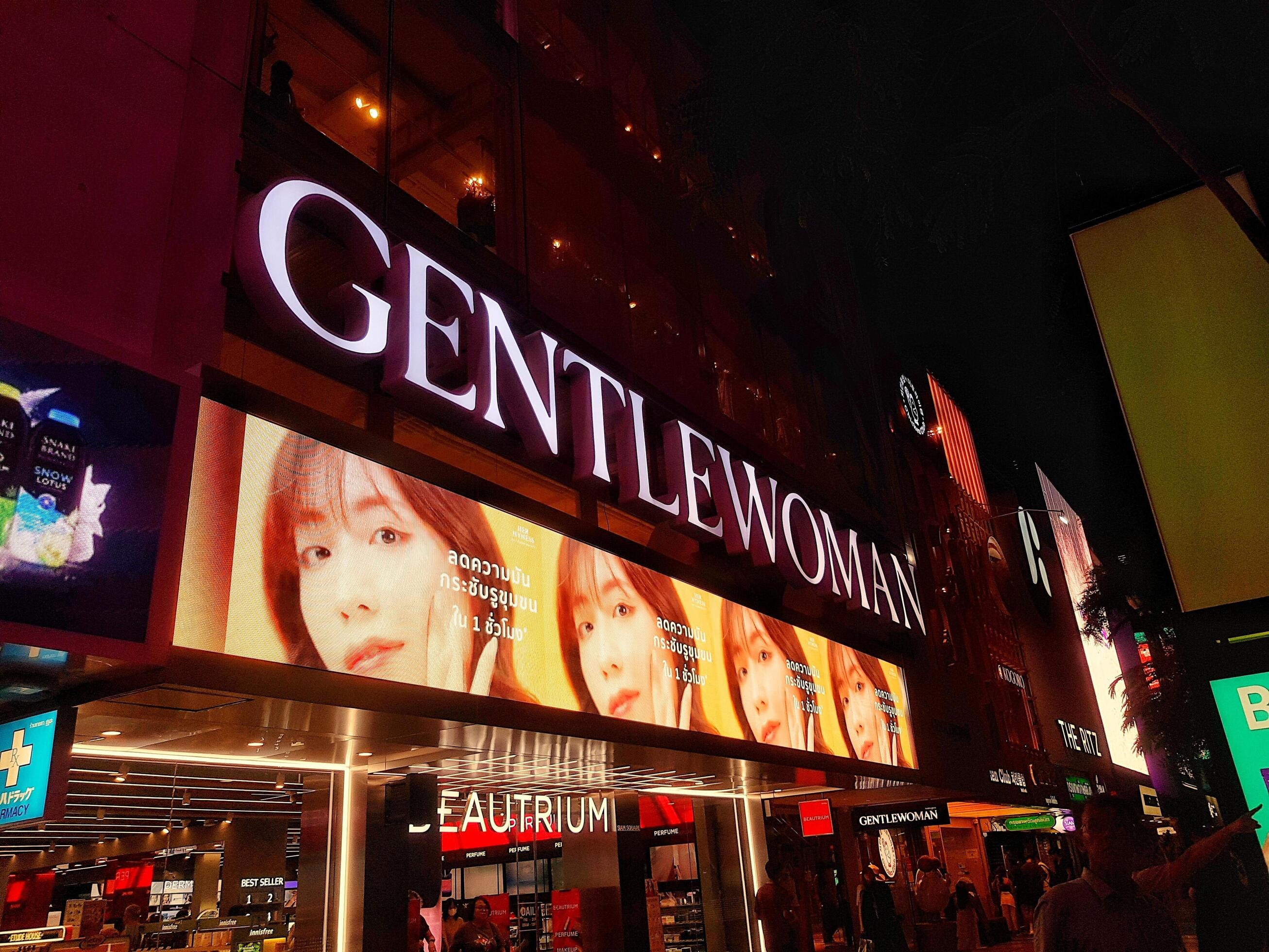 Bangkok, Thailand pada 9 Juli 2023. Gentlewoman store terbesar di Thailand di Siam Square ...