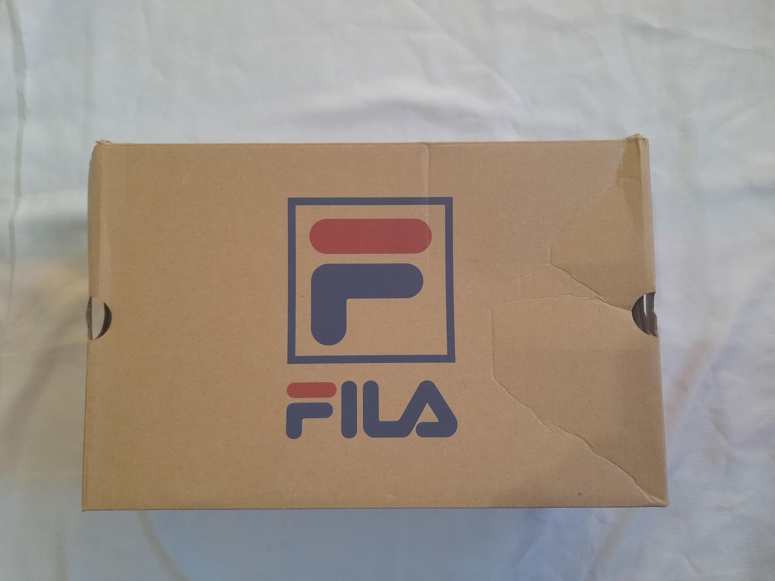 lombok isla, Indonesia - julio dieciséis, 2024 - italiano zapato marca fila's logo en un ...