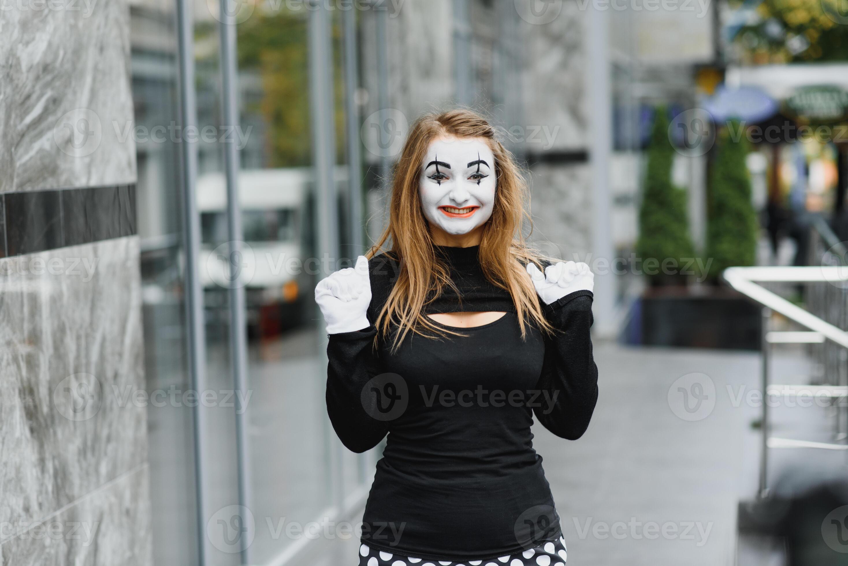 El Niña Con Maquillaje De El Mímica Improvisación Mímica Muestra Diferente Emociones 47968846