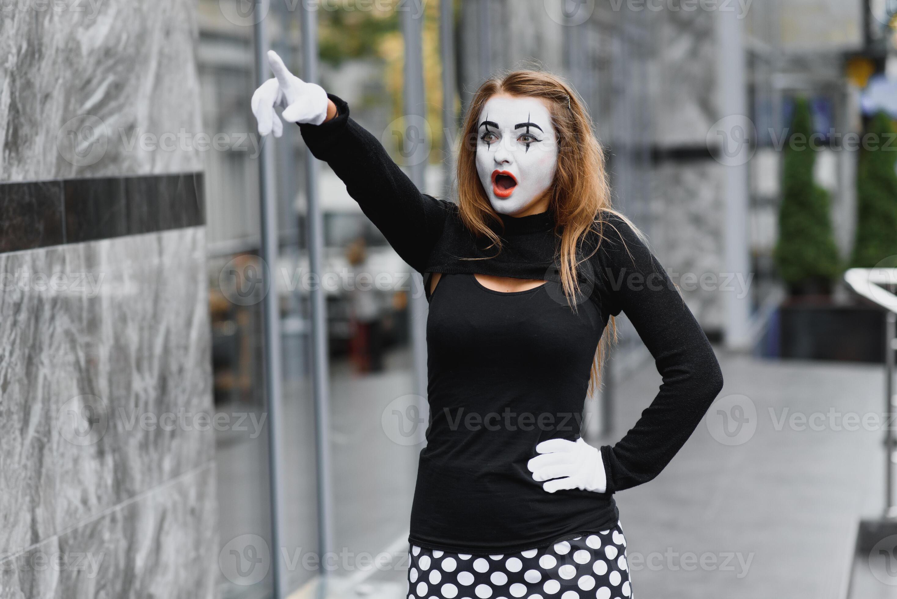 El Niña Con Maquillaje De El Mímica Improvisación Mímica Muestra Diferente Emociones 47968847
