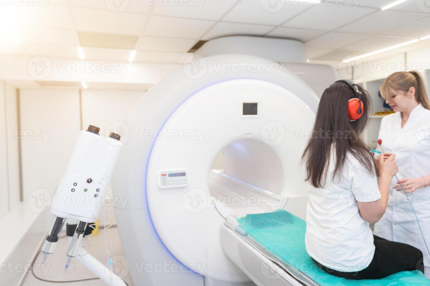 médico Connecticut o mri escanear en el moderno hospital laboratorio. interior de radiografía ...