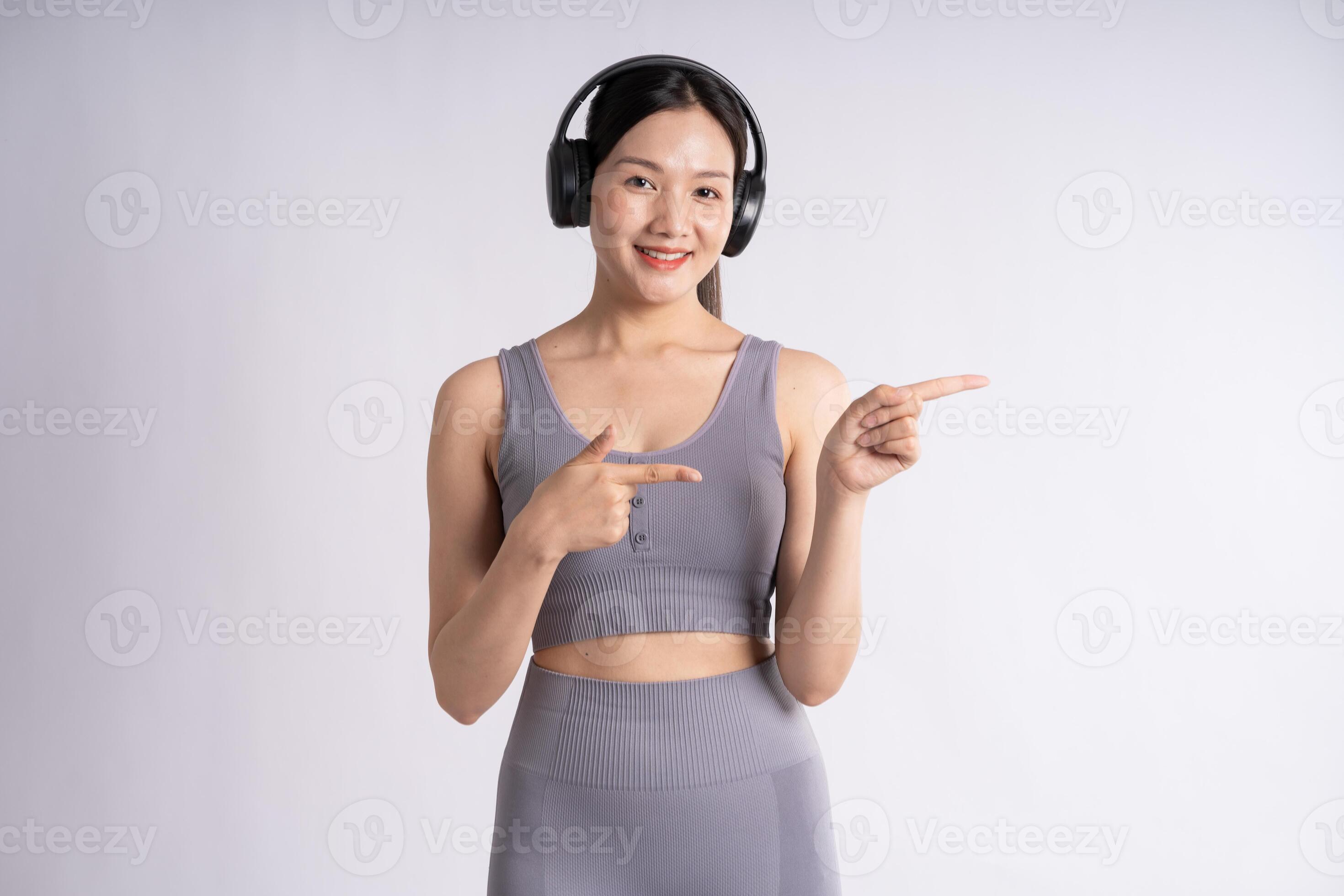 Portrait of Asian woman wearing sportswear, posing on white background 48923880 Stock Photo at ...